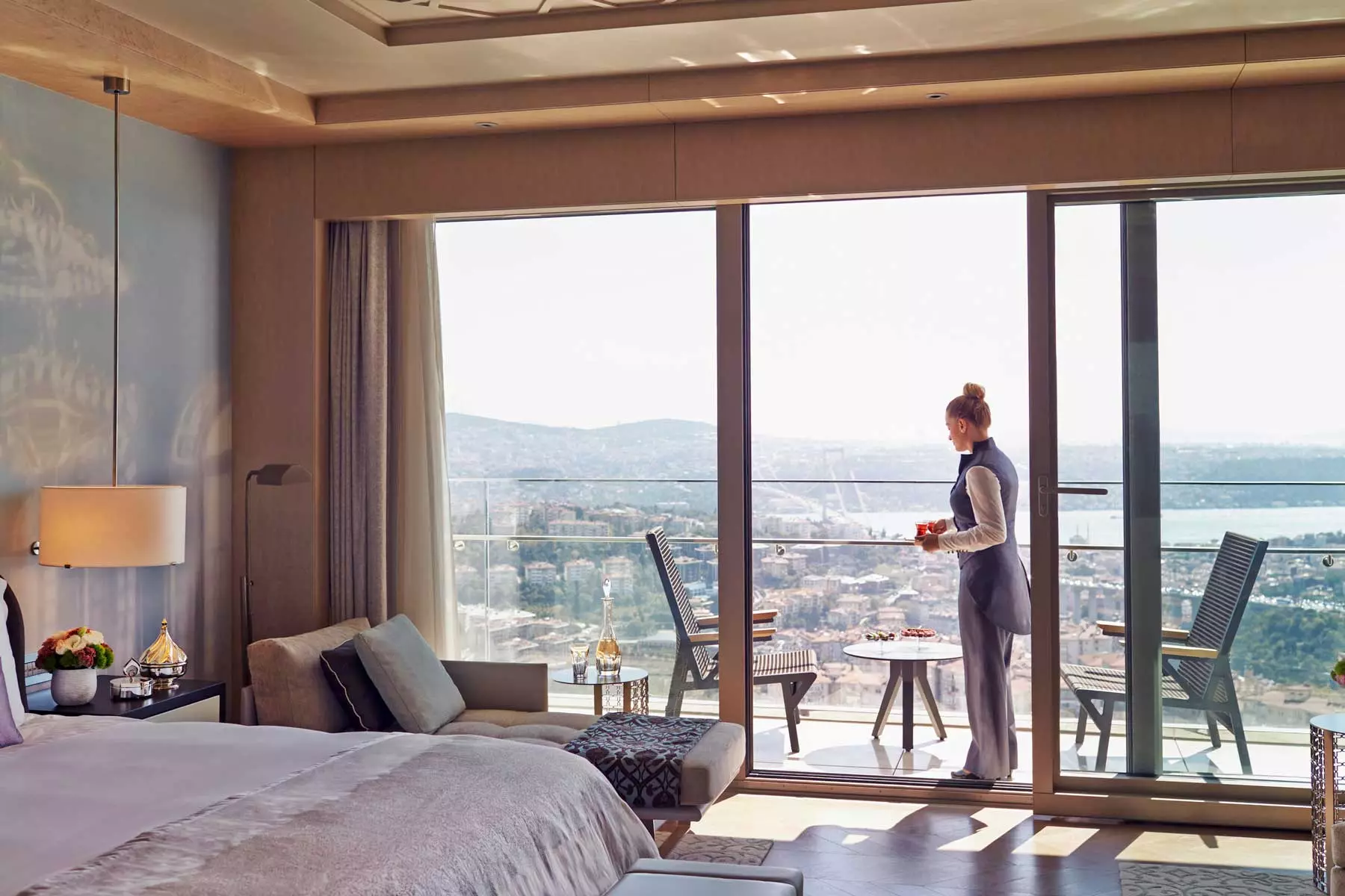 Hiji kamar tamu kalawan pintonan kota di Raffles Hotel Istanbul, milih salah sahiji pangalusna hotél di dunya