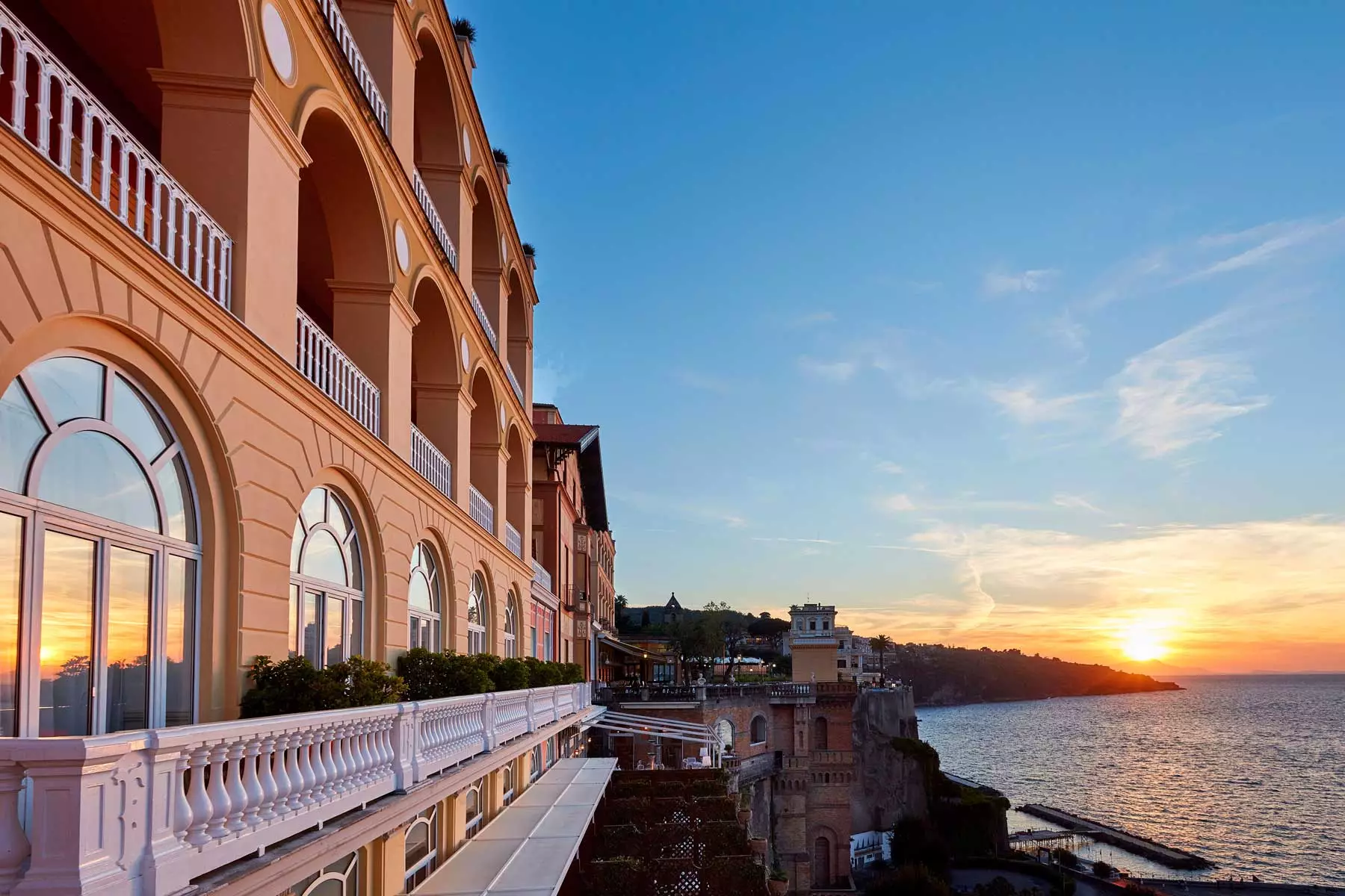 Exterior á beira da auga do Grand Hotel Excelsior Vittoria, elixido como un dos mellores hoteis do mundo
