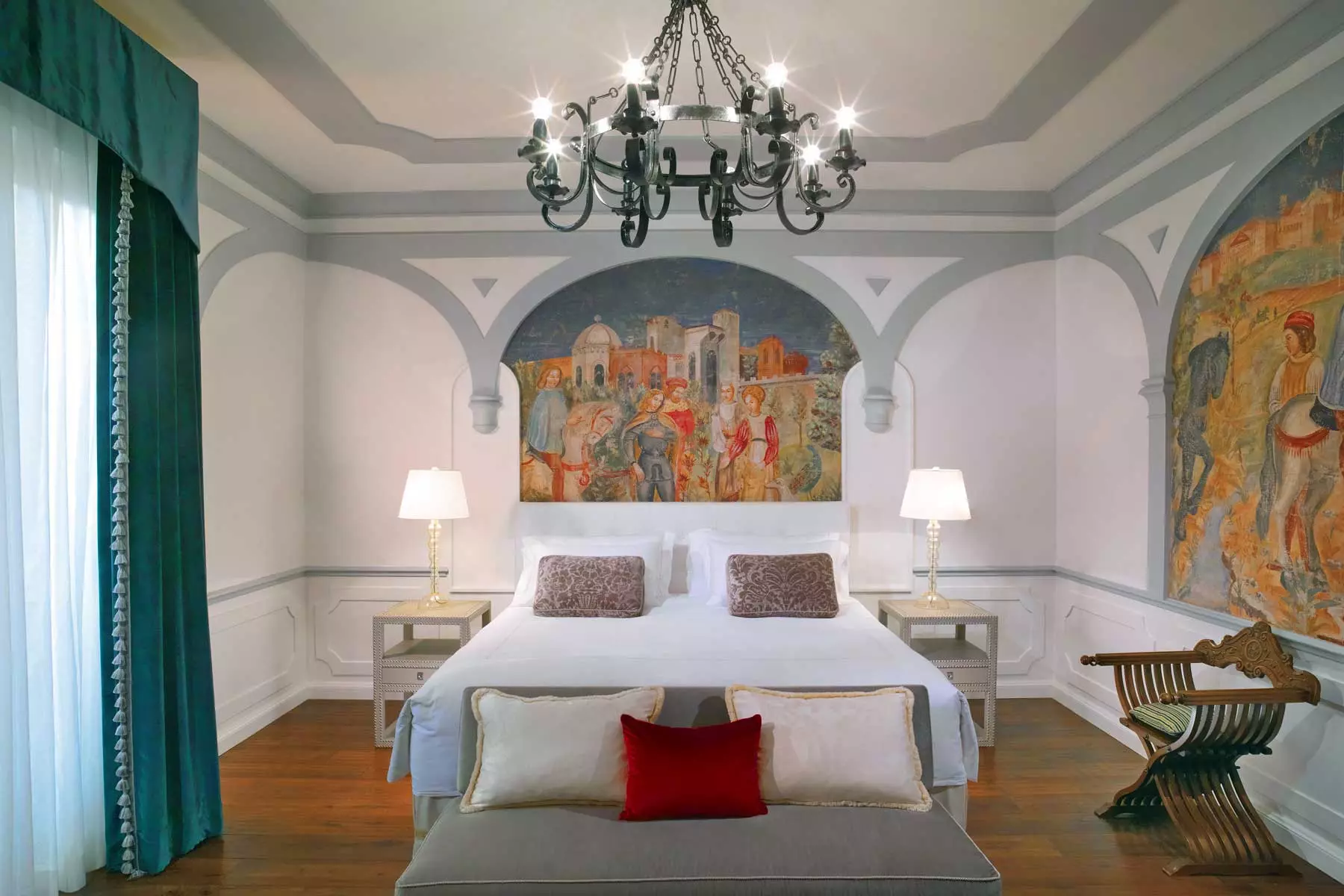 Um quarto ornamentado no St Regis Florence, eleito um dos melhores hotéis do mundo