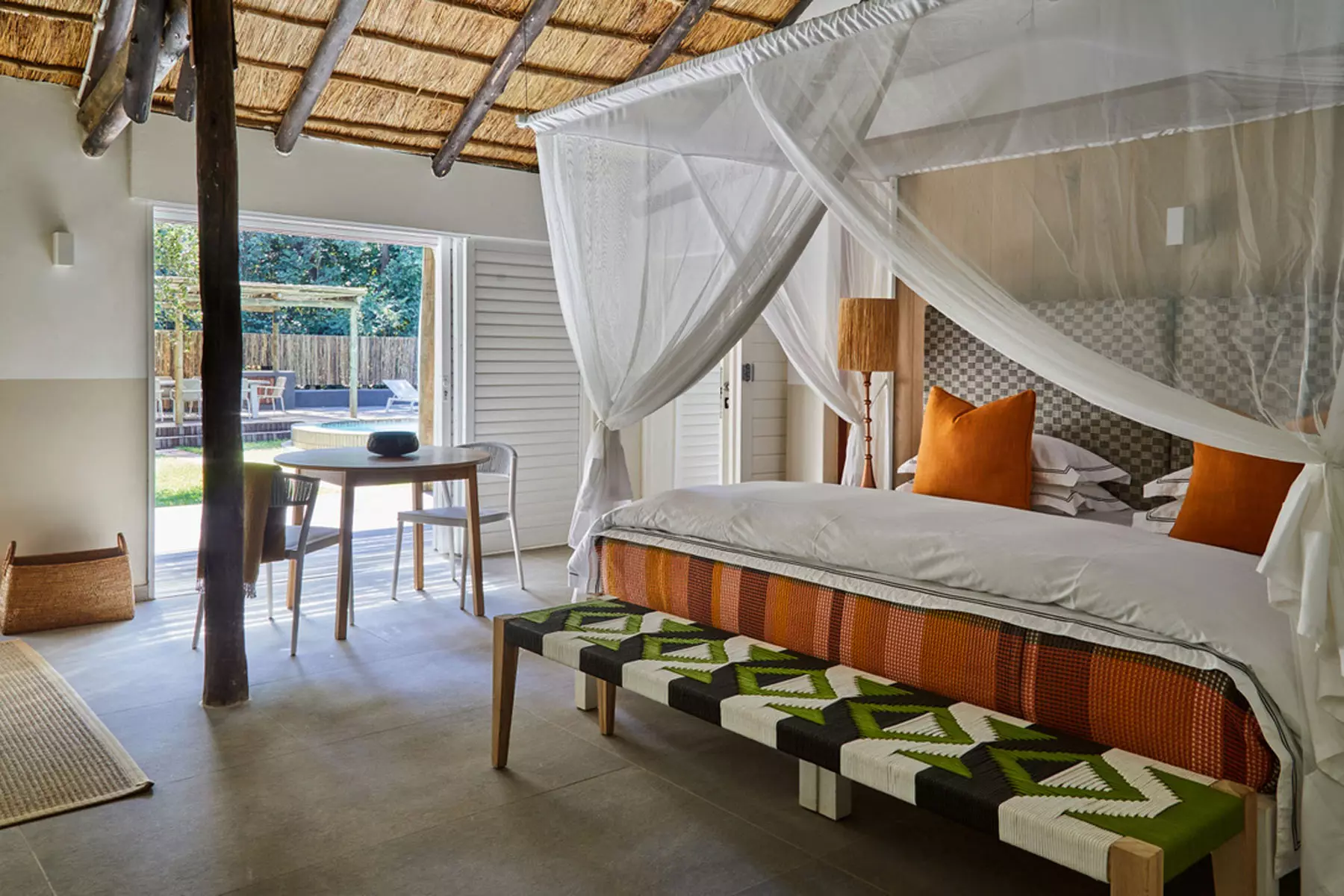חדר שינה של בית דירקטור ב-Mfuwe Lodge של חברת בושקאמפ, נבחר לאחד המלונות הטובים בעולם