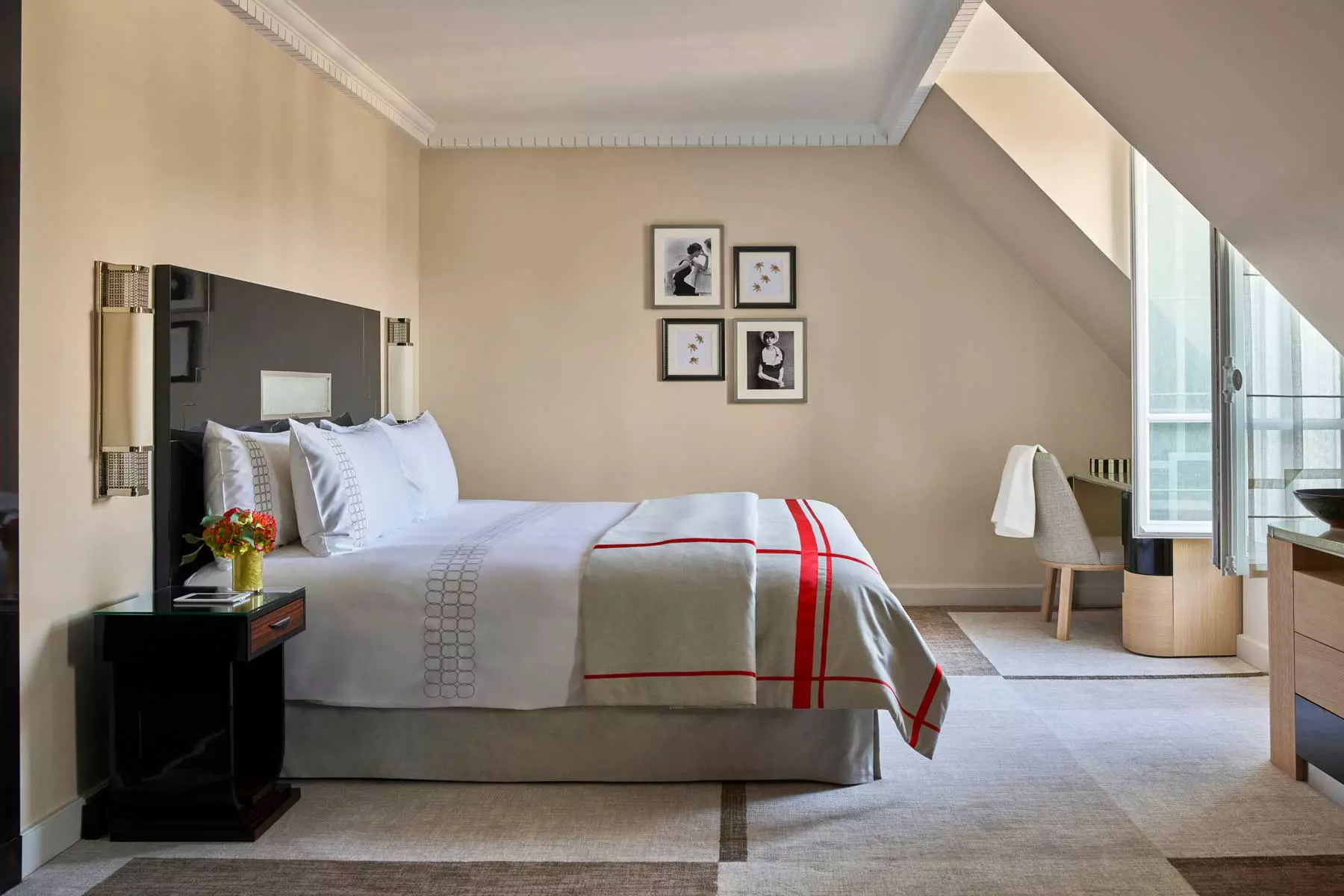 Unha habitación de hóspedes do hotel Hotel Plaza Athenee de París, votado como un dos mellores hoteis do mundo