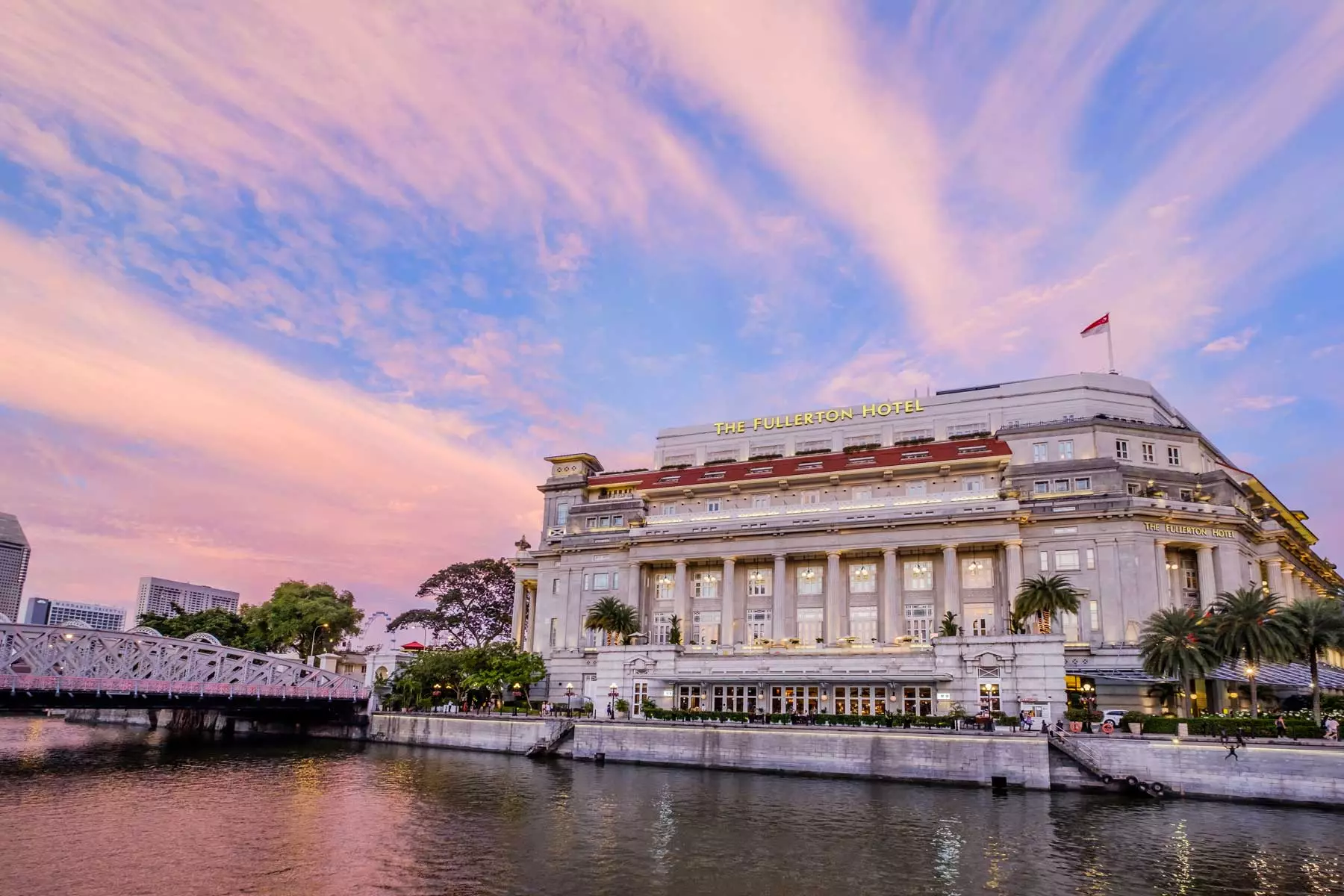 Taobh amuigh de The Fullerton Hotel i Singeapór, vótáil ar cheann de na hóstáin is fearr ar domhan