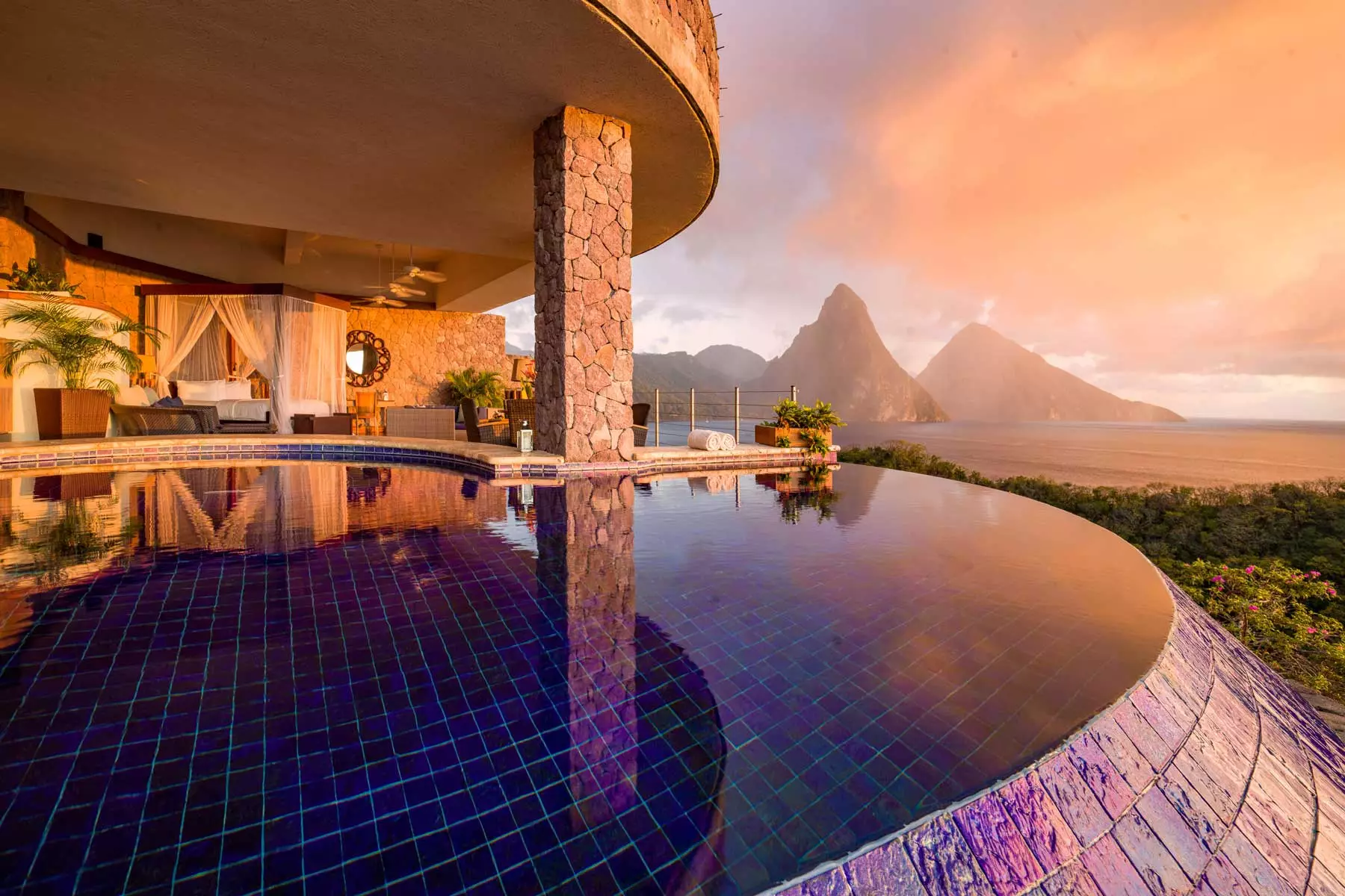 Begalybės baseinas Jade Mountain kurorte Sent Lusijoje, išrinktas vienu geriausių viešbučių pasaulyje