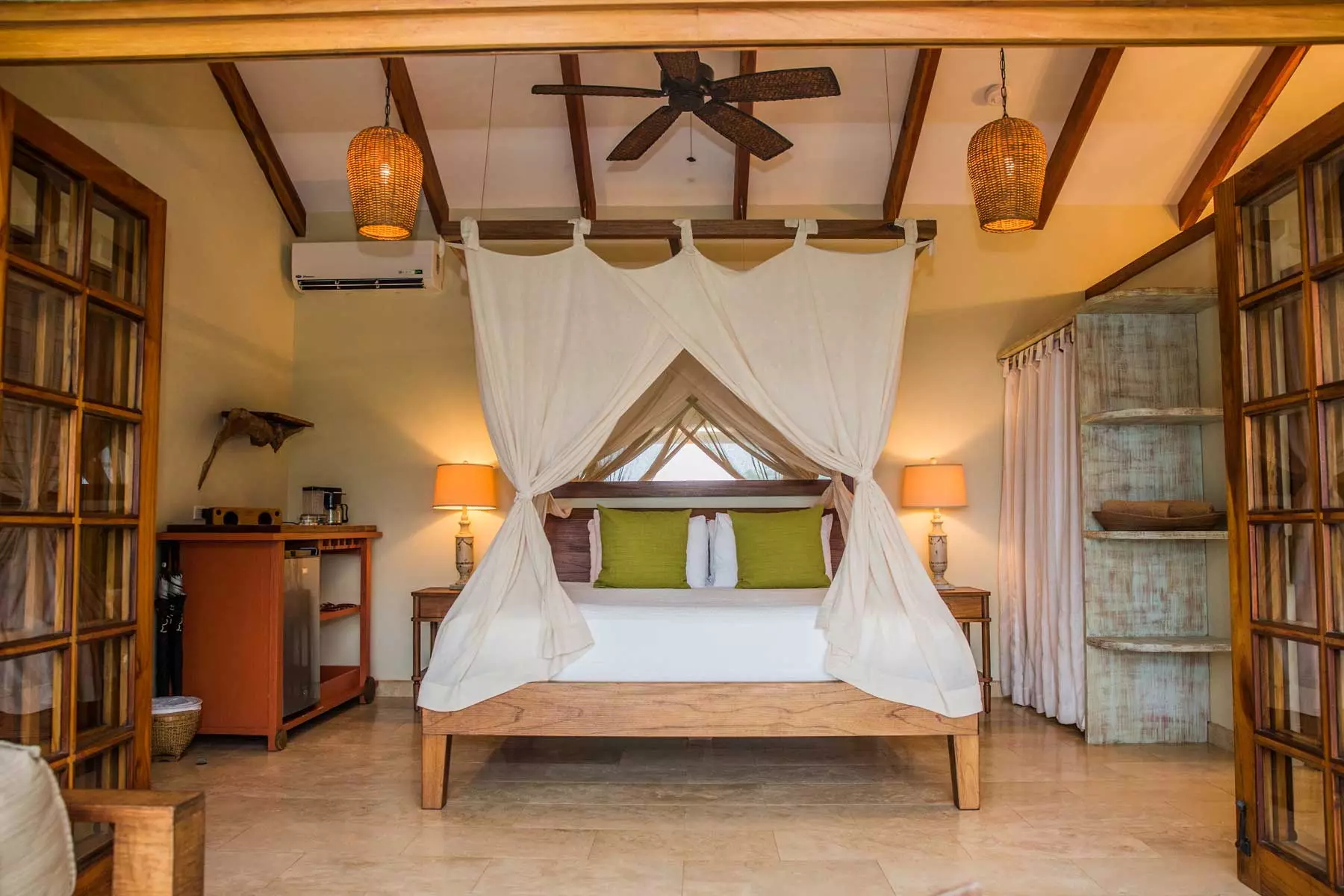 غرفة ضيوف مع سرير مزخرف بأربعة قوائم في Casa Chameleon Mal Pais ، تم التصويت عليها كأحد أفضل الفنادق في العالم
