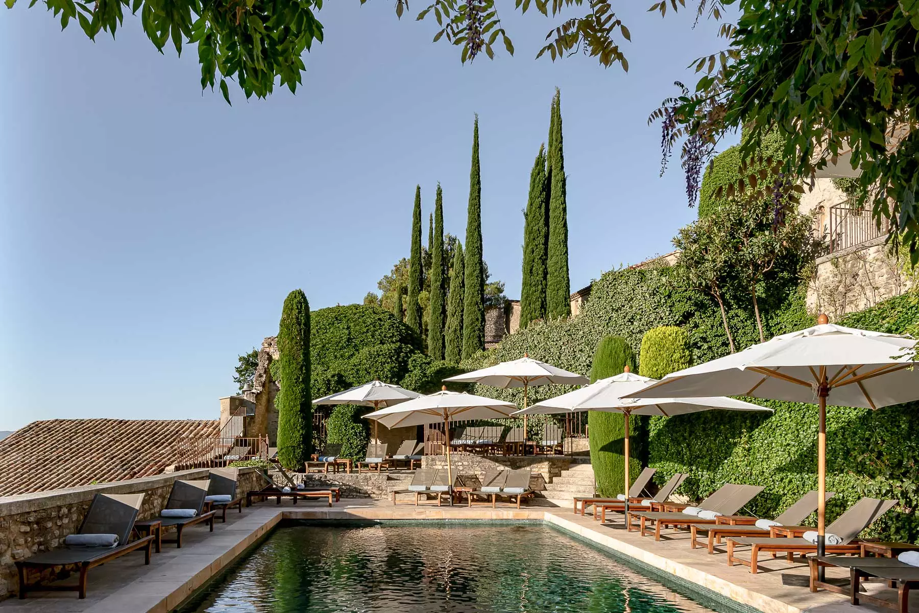 Piscina e paraugas no resort Crillon le Brave en Francia, elixido como un dos mellores hoteis do mundo