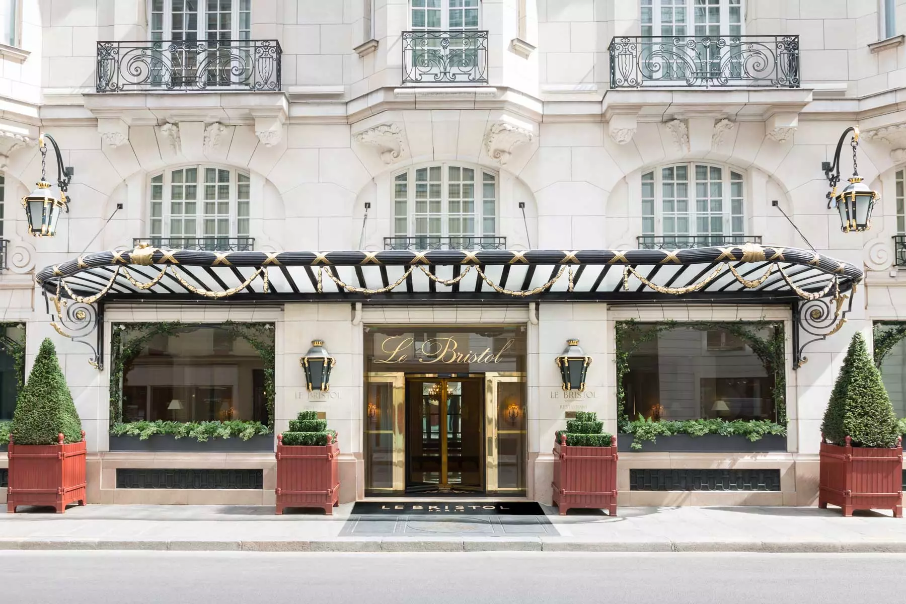 पेरिस में ले ब्रिस्टल लक्ज़री होटल का बाहरी भाग, दुनिया के सर्वश्रेष्ठ होटलों में से एक है
