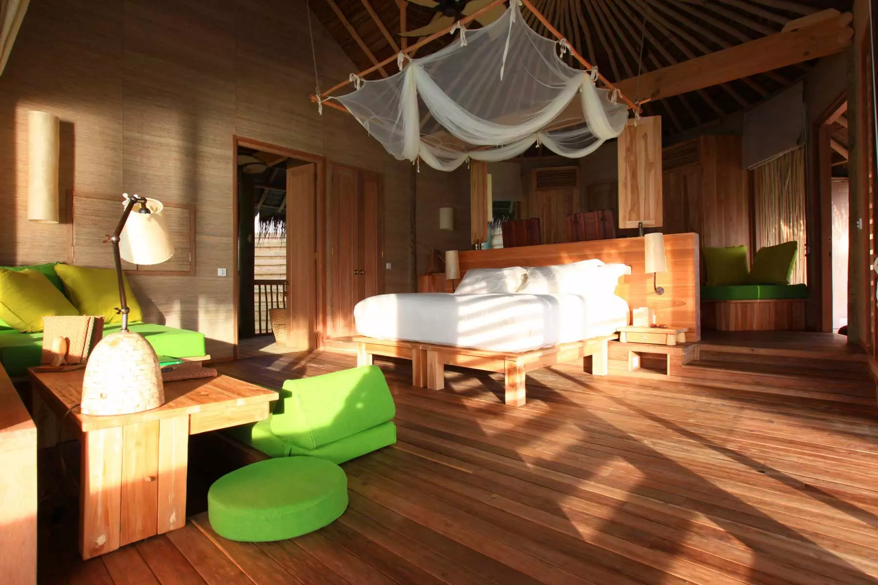 Um quarto de hóspedes cheio de luz no Six Senses Laamu, eleito um dos melhores hotéis do mundo