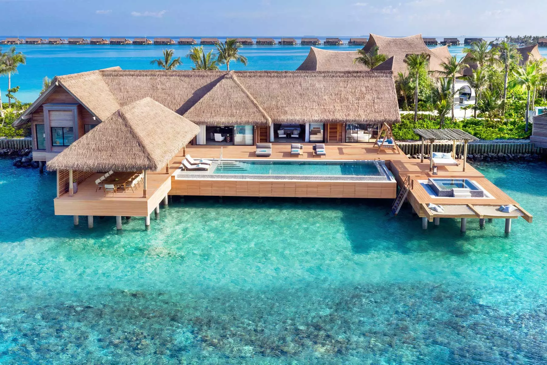 Waldorf Astoria Maldives Ithaafushi度假村的水上别墅，被评为世界上最好的酒店之一