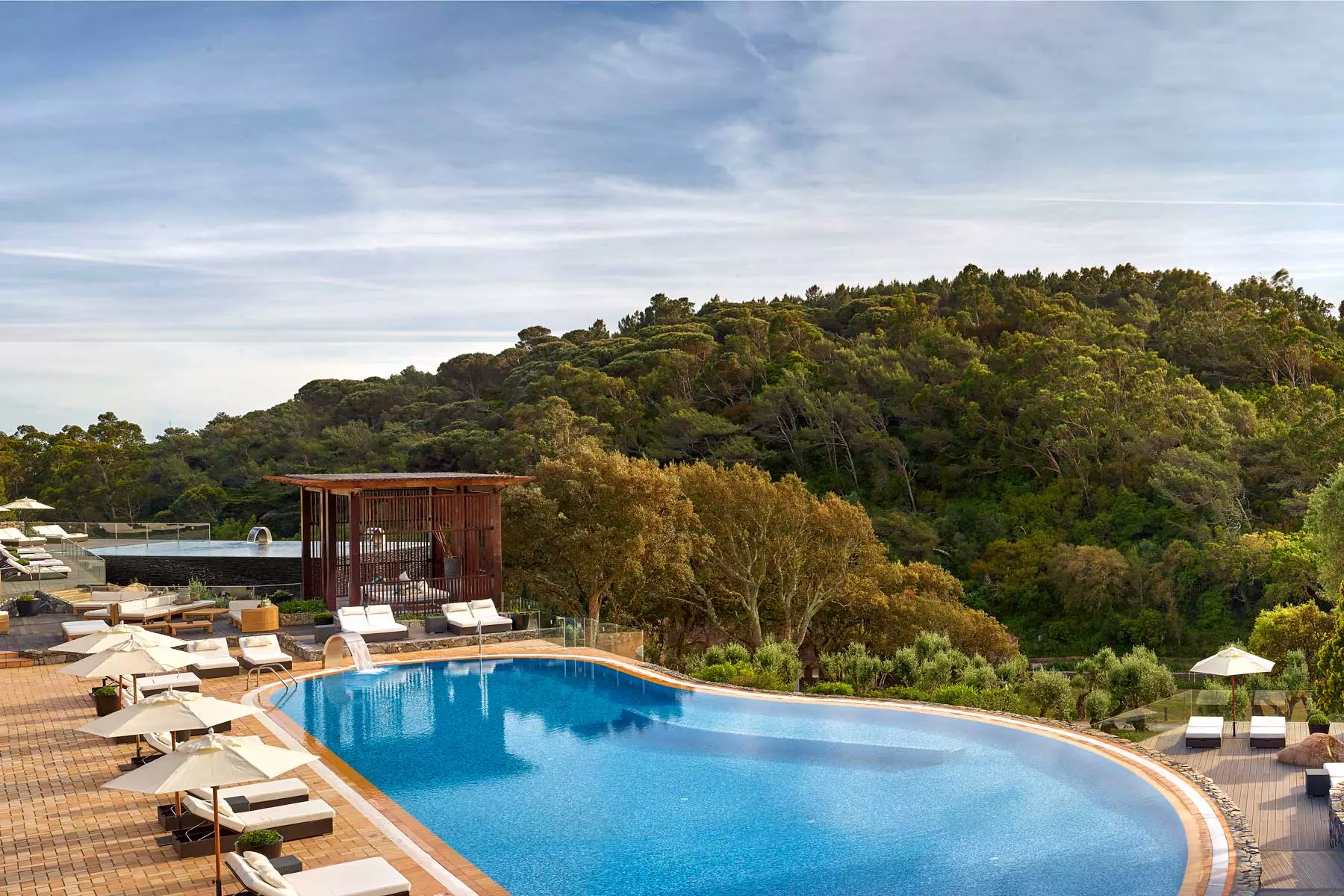 Penha Longa 度假村的游泳池，被评为世界上最好的酒店之一