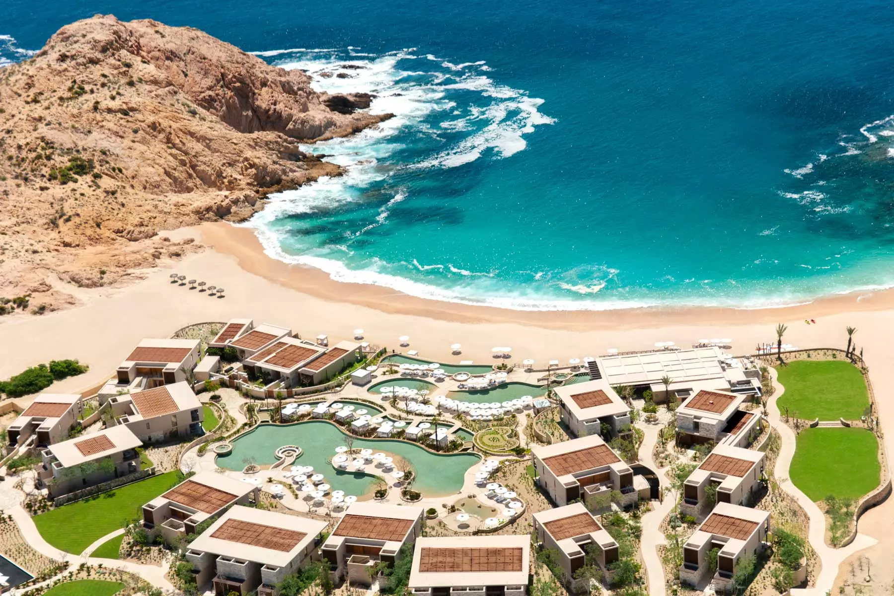 Vista aérea del resort y playa Montage Los Cabos, votado como uno de los mejores hoteles del mundo