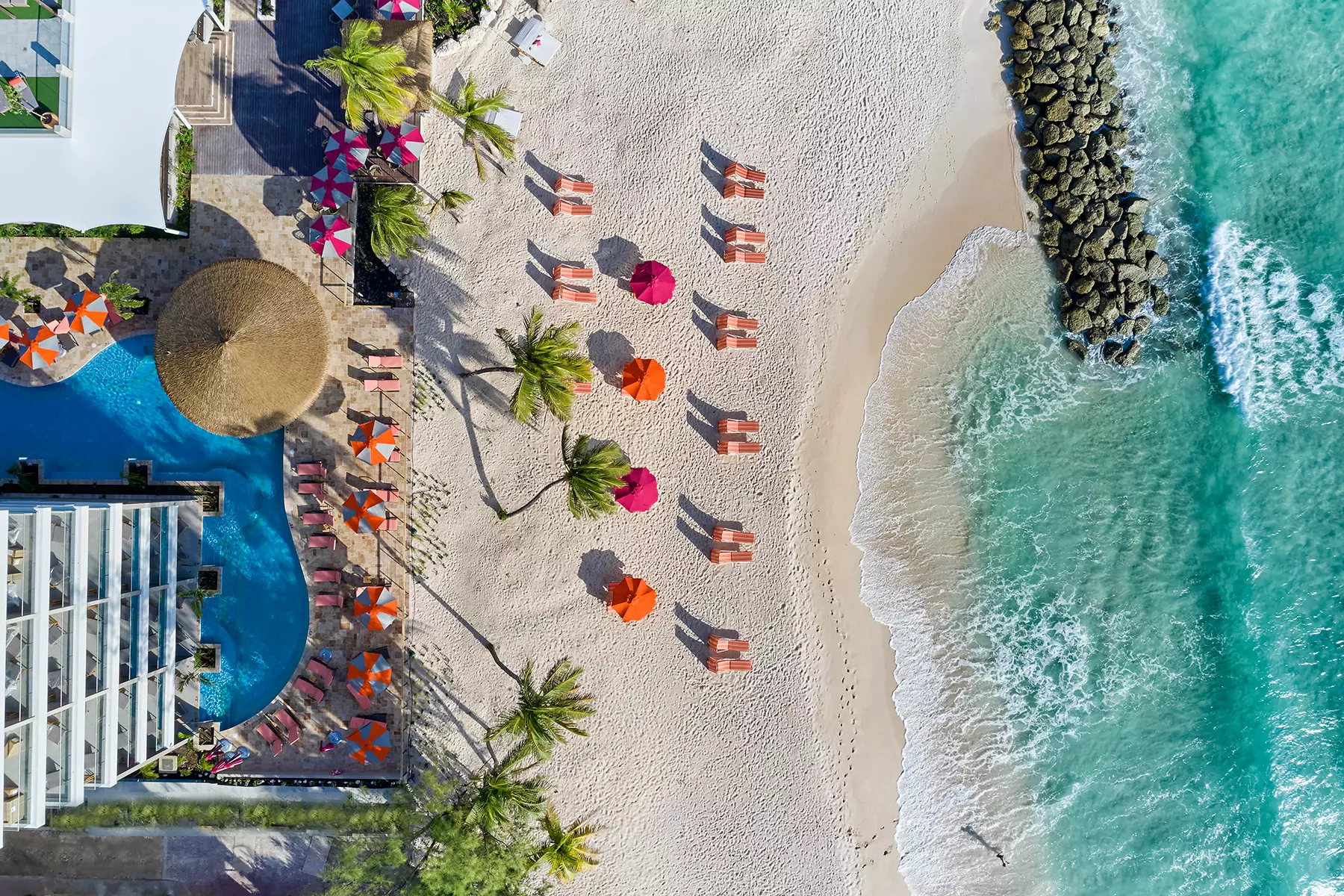 Barbados'taki O2 Beach Club & Spa'daki plajın havadan görüntüsü