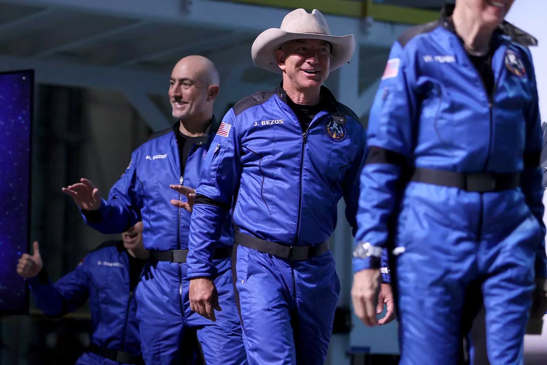 Posádka Blue Origin's New Shepard (L-R) Oliver Daemen (skrytý), Mark Bezos, Jeff Bezos a Wally Funk prichádzajú na tlačovú konferenciu po lete do vesmíru v Blue Origin New Shepard.