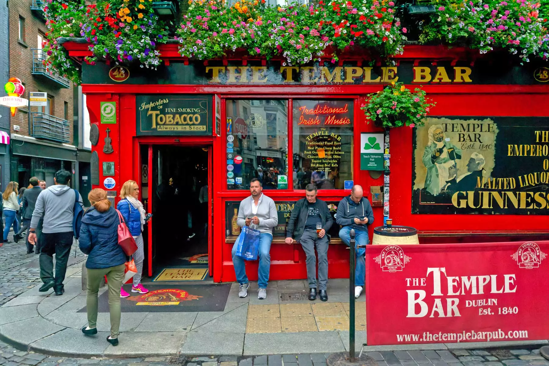 Moun ki pandye nan pi popilè Temple Bar nan Dublin, Iland