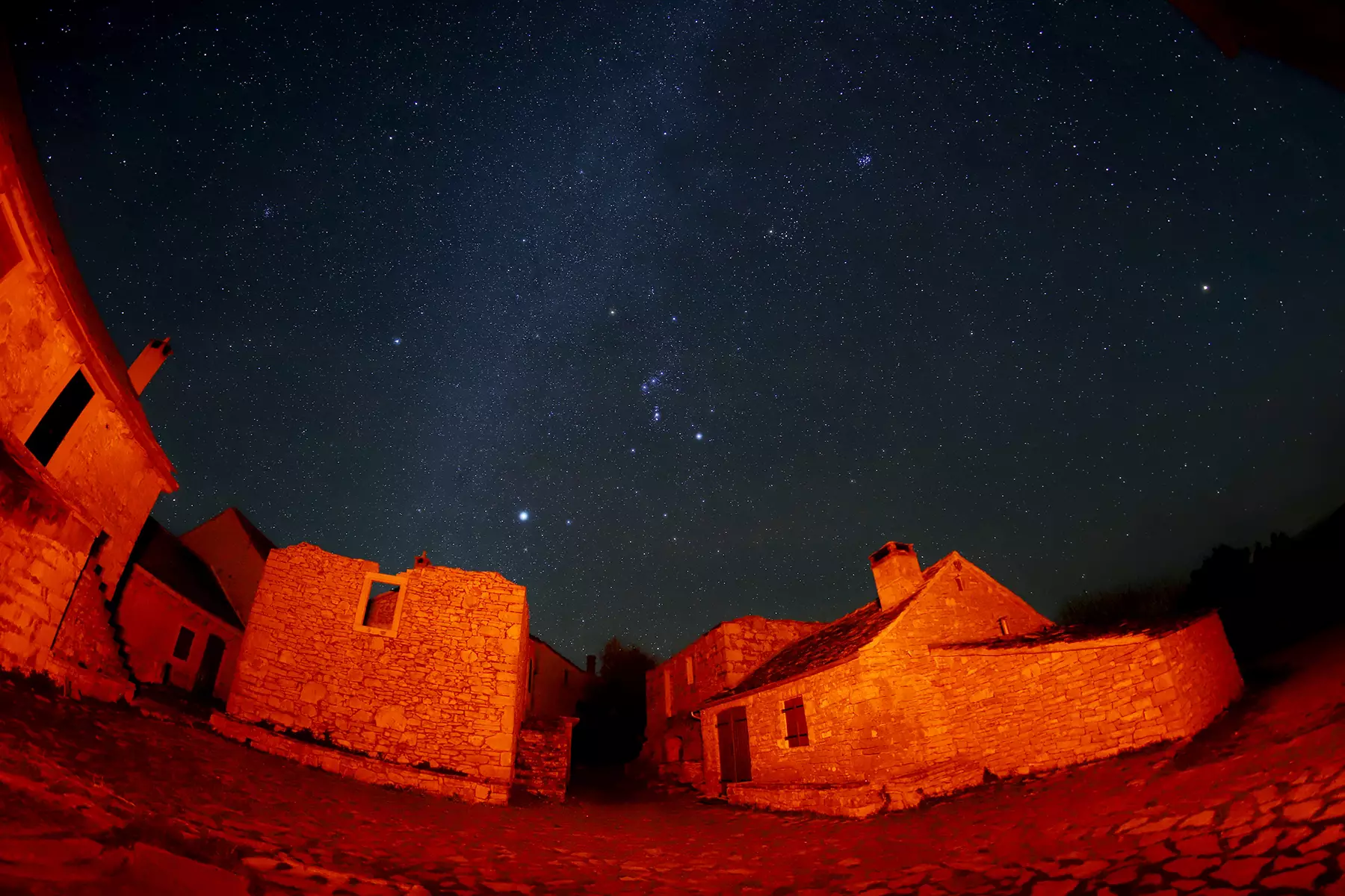 Oju ọrun dudu nigba igba otutu ni Humak, ni Jelsa, Croatia