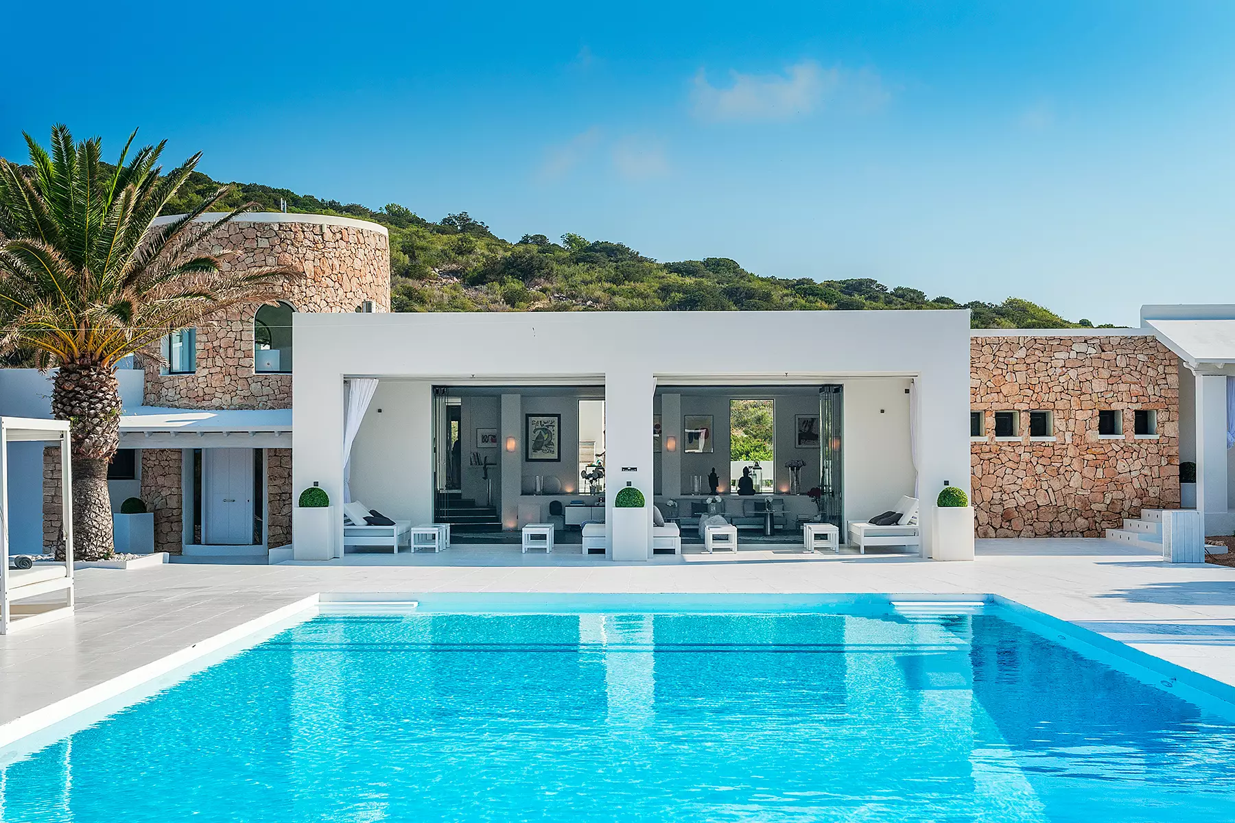 Sab nrauv thiab pas dej ntawm Tagomago Private Island hauv Ibiza