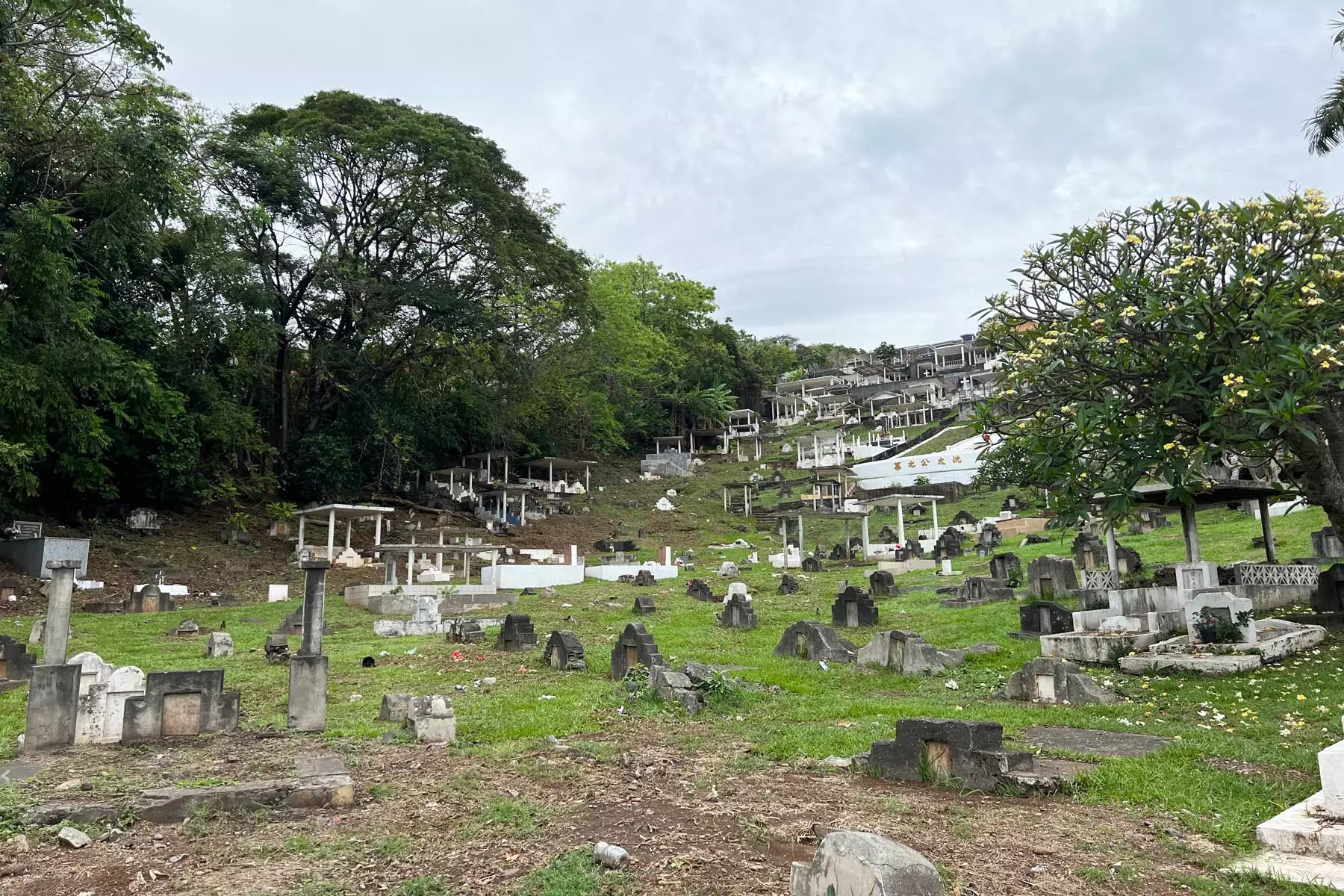 Pli malnova sekcio de Arue Chinese Cemetery en Tahitio