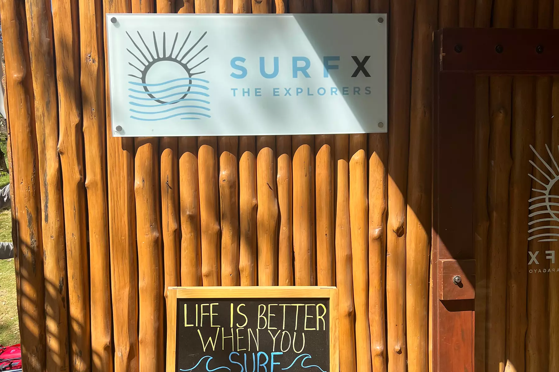 SurfX 코스타리카의 외부 및 간판
