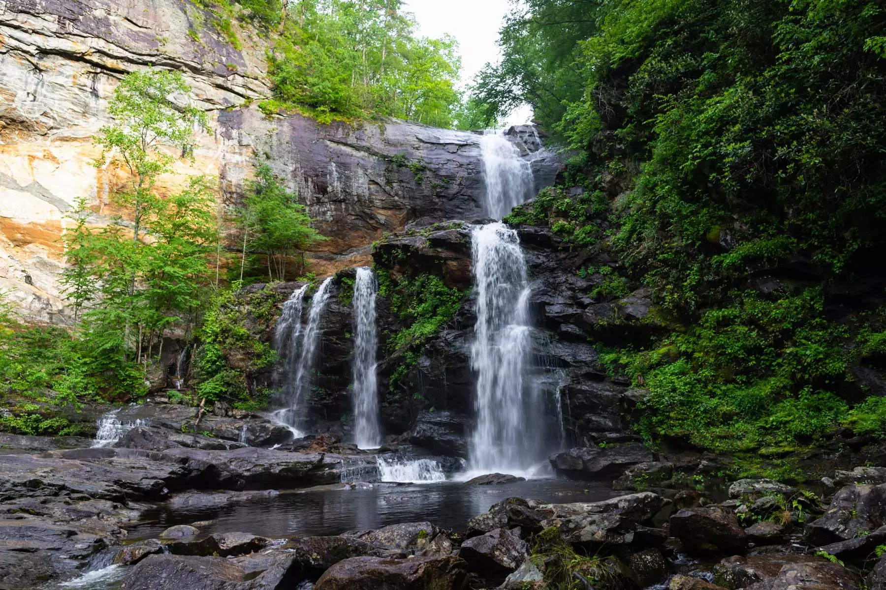 ទឹកធ្លាក់ High Falls នៅជិតបឹង Glenville ភាគខាងលិចរដ្ឋ Carolina ខាងជើងនៅរដូវក្តៅ។