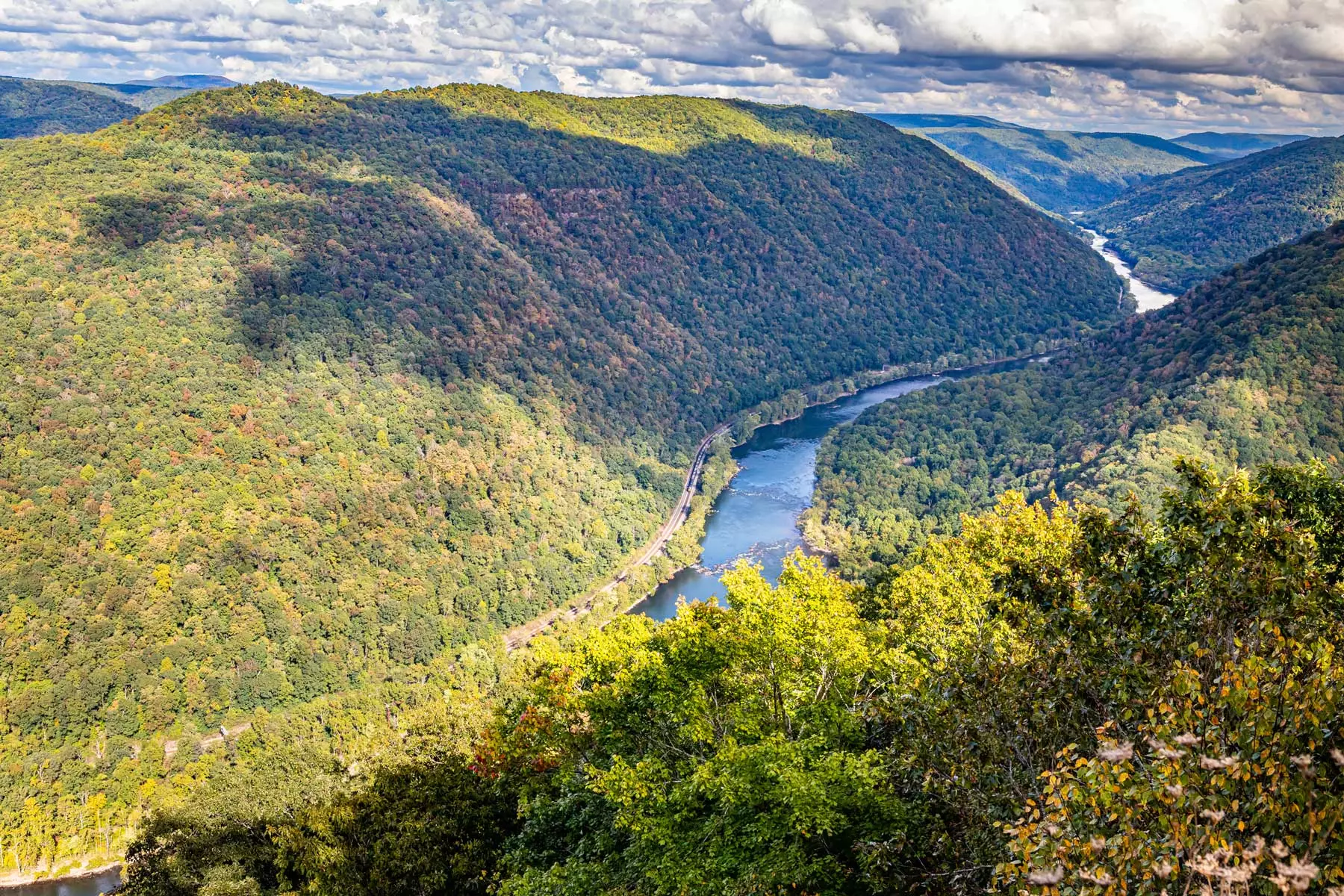 New River Gorge Milli Parkında və Qoruğunda Yeni Çayın məşhur Grandview mənzərəsi