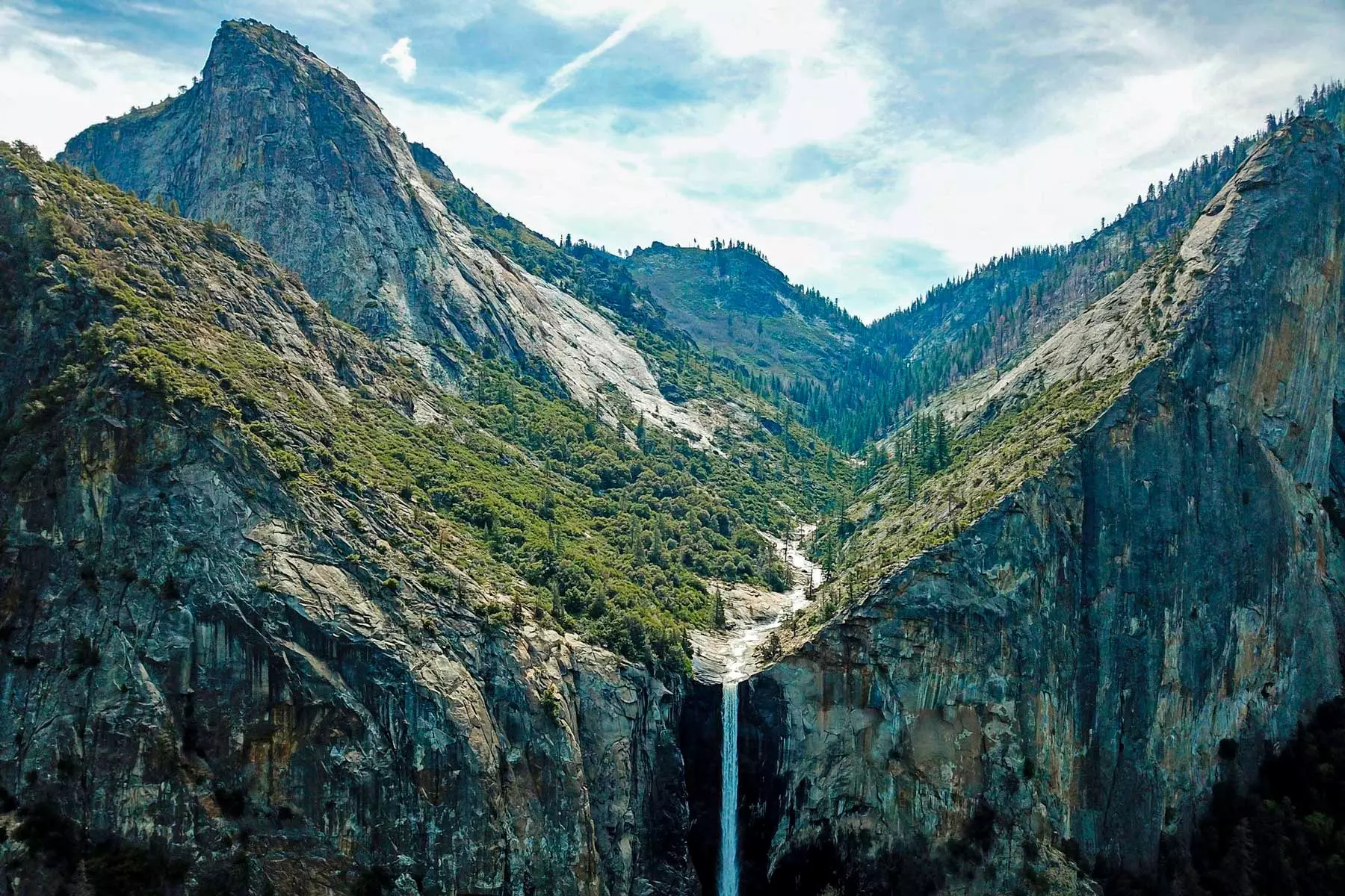 El Capitan និង Yosemite Valley, និង Yosemite Falls, ទិដ្ឋភាពពីលើអាកាស, មេឃពណ៌ខៀវជាមួយនឹងពពកដ៏ស្រស់ស្អាត