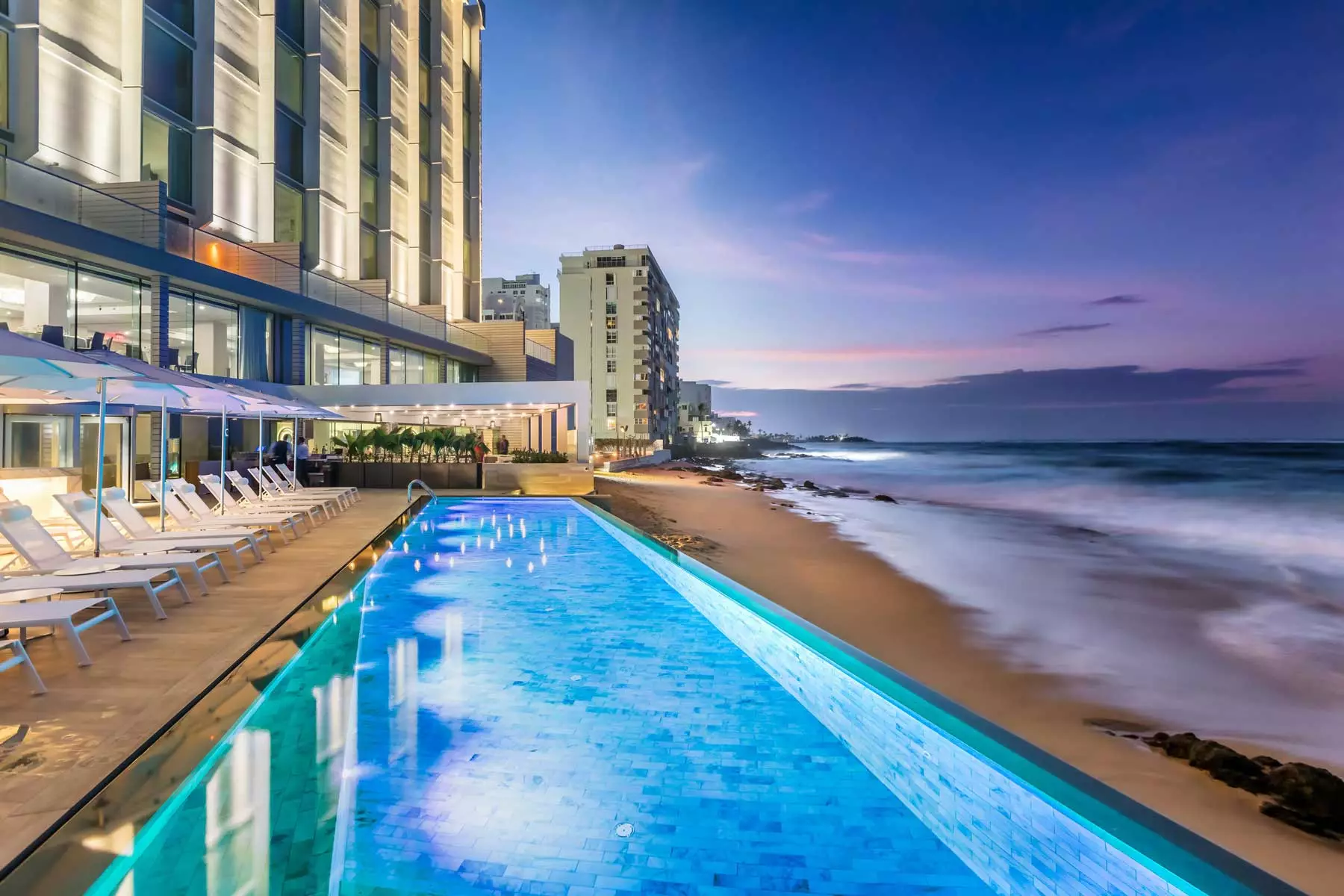 Infinity pool i le afiafi i le Condado Ocean Club i San Juan, Puerto Rico