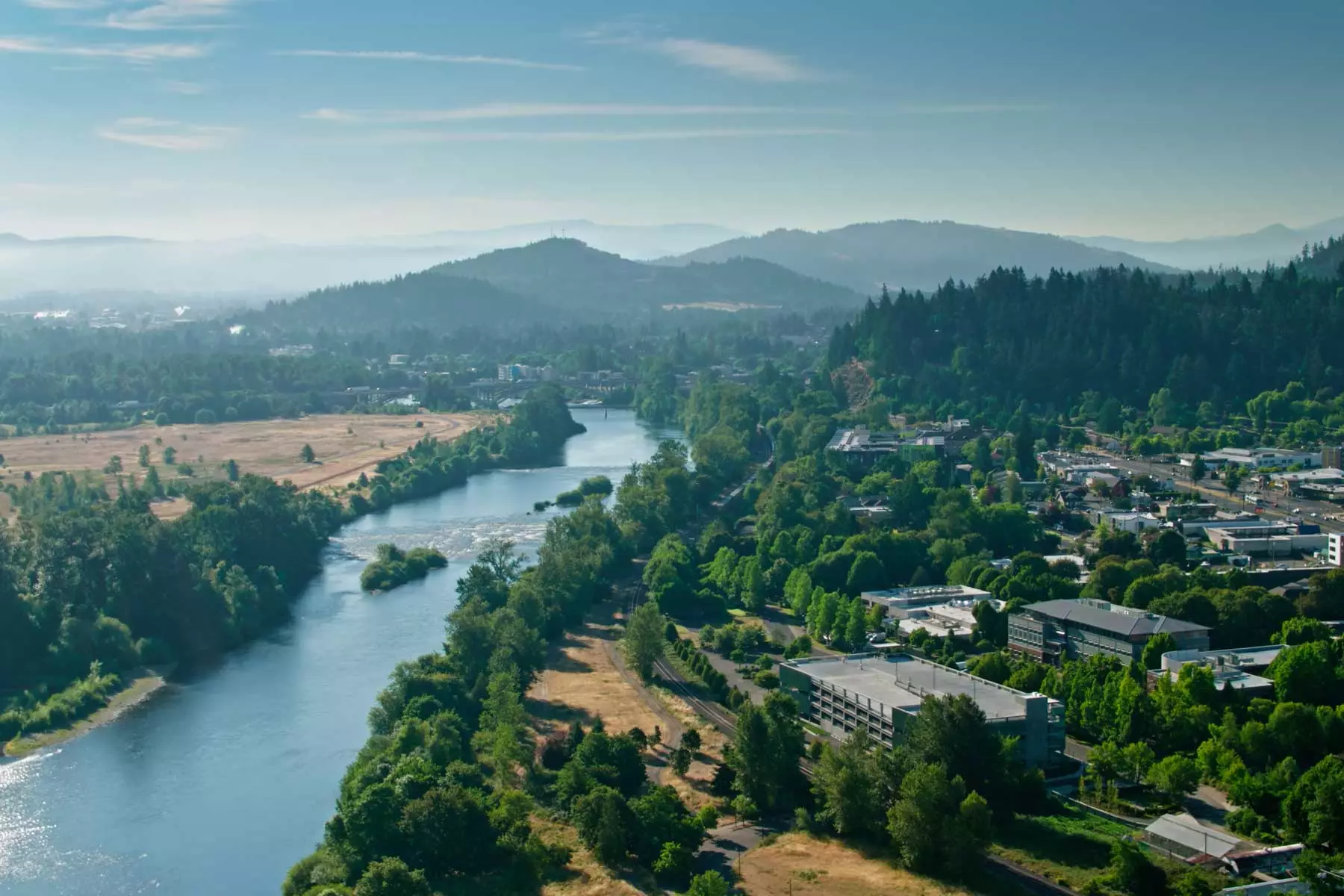 Vaitafe o le Willamette River e tafe atu i Eugene, Oregon i se aso susulu i le taumafanafana.