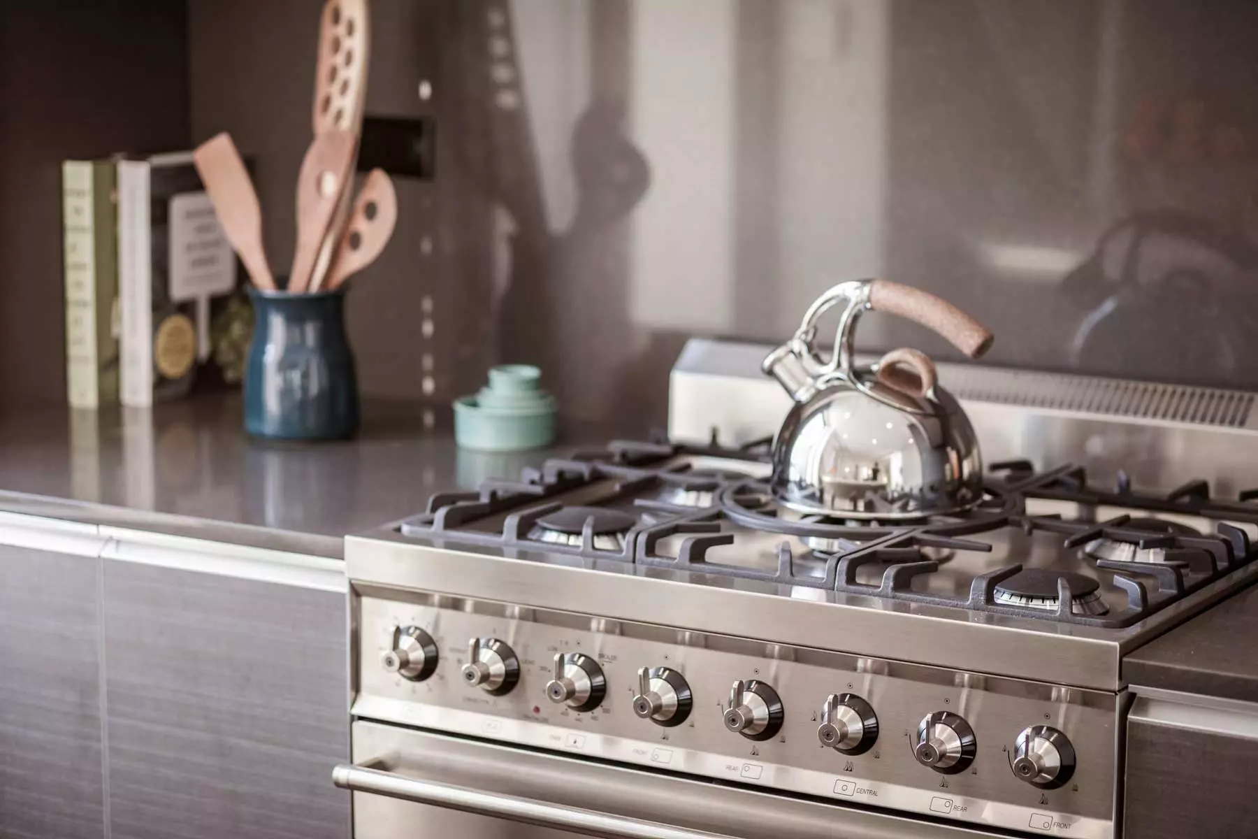 Bouilloire sur cuisinière en acier inoxydable dans une cuisine moderne