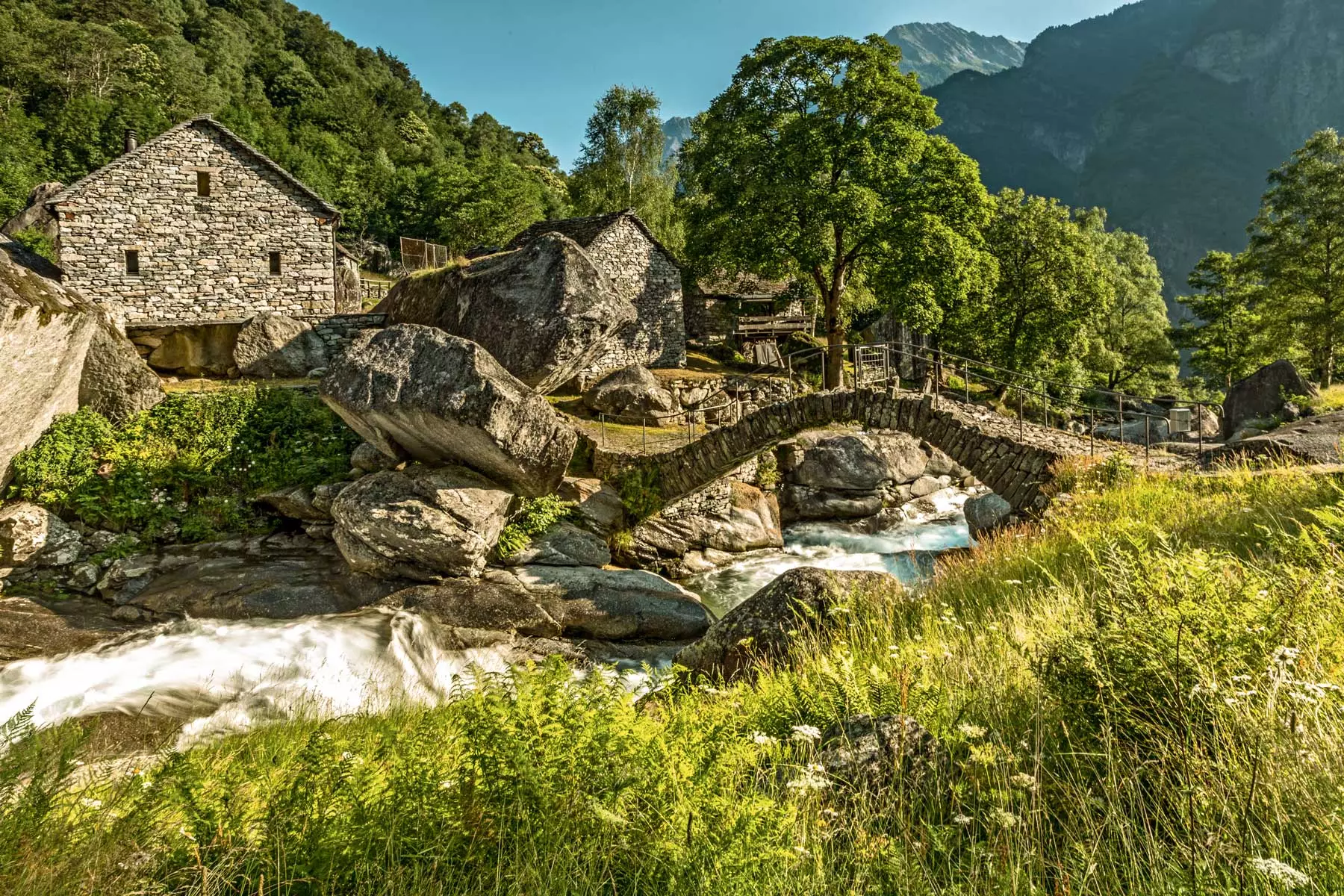 Pueblo Pontido en Val Bavona, Suiza