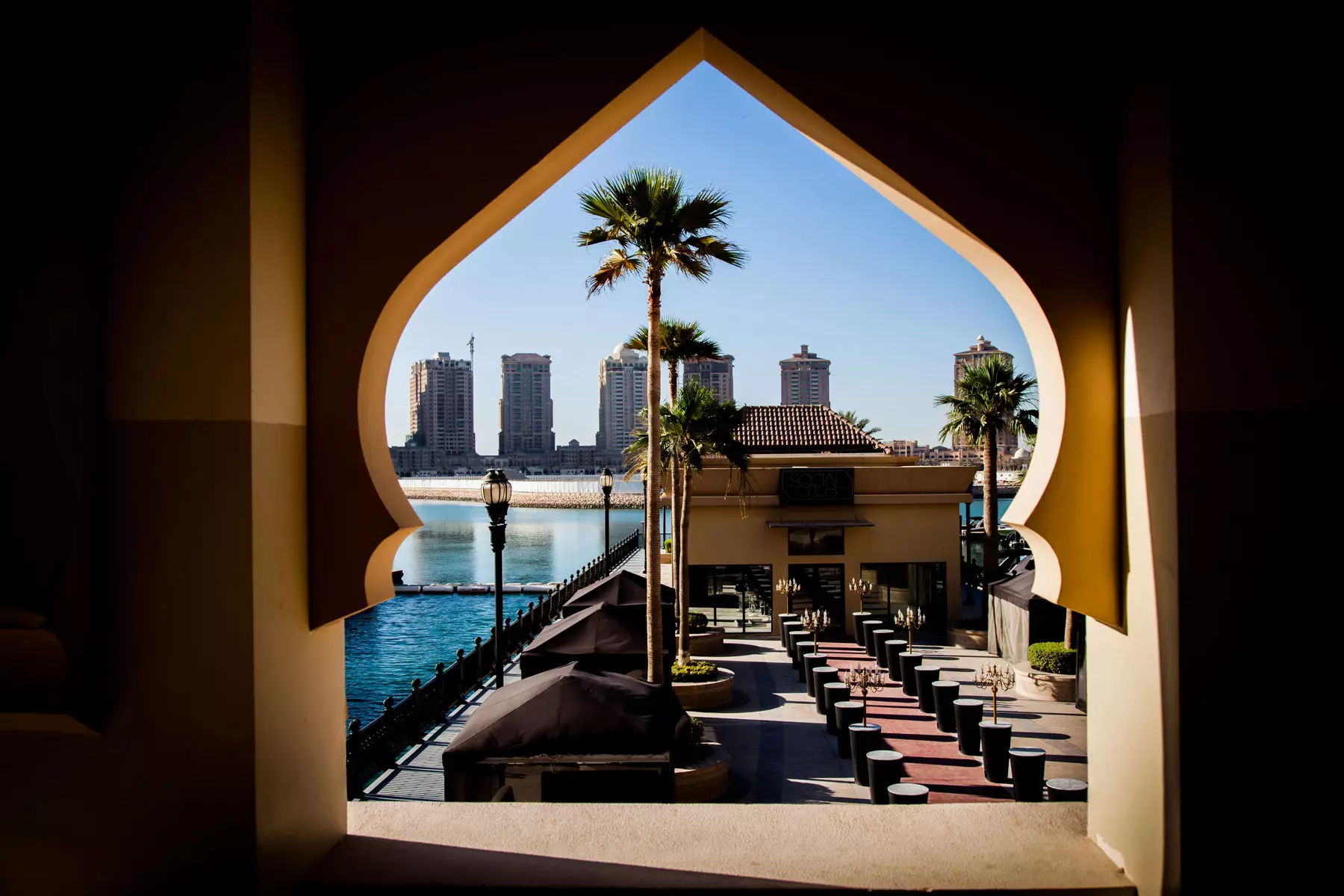 The marina waterfront walkway di Mutiara di Doha, Qatar, kalawan toko jeung réstoran