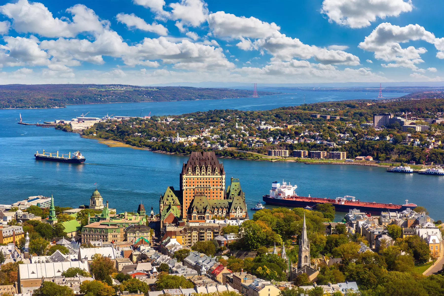 Quebec မြို့နှင့် Frontenac ရဲတိုက် (Fairmont Le Chateau Frontenac) ၏ မြင်ကွင်းကျယ် ဝေဟင်မြင်ကွင်း