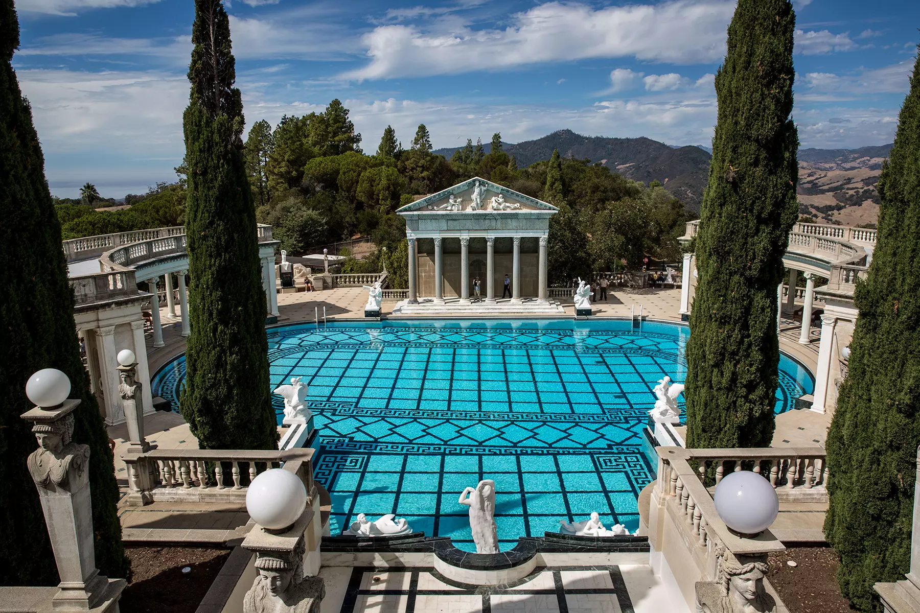 Die onlangs gerestoureerde Neptunus-swembad by Hearst Castle