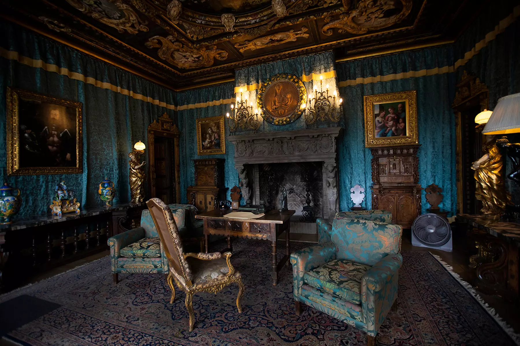 Dies ist das Wohnzimmer in der Dogensuite im Zwischengeschoss der Casa Grande im Hearst Castle