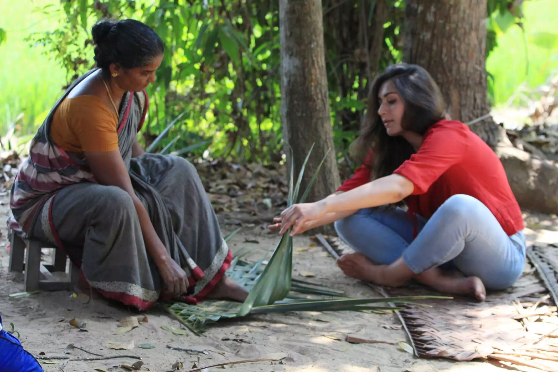 Twa froulju wurkje gear by toeristyske ûnderfining yn Kerala, Yndia