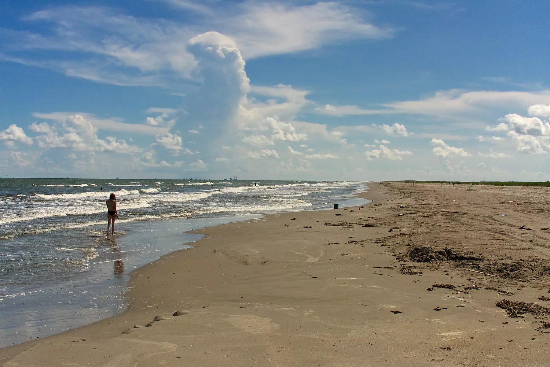 La strando ĉe Elmer's Island, Luiziano, Proksime de Grand Isle