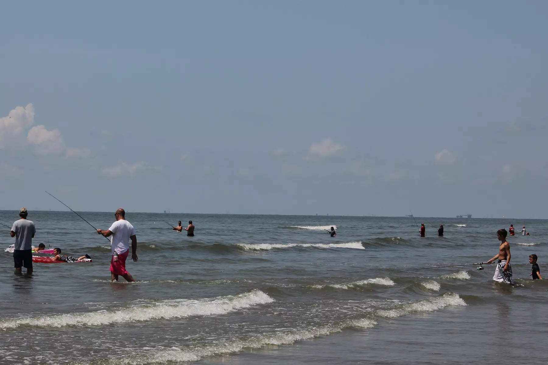 Ihmisiä kalastamassa valtameressä Elmer's Islandilla Louisianassa