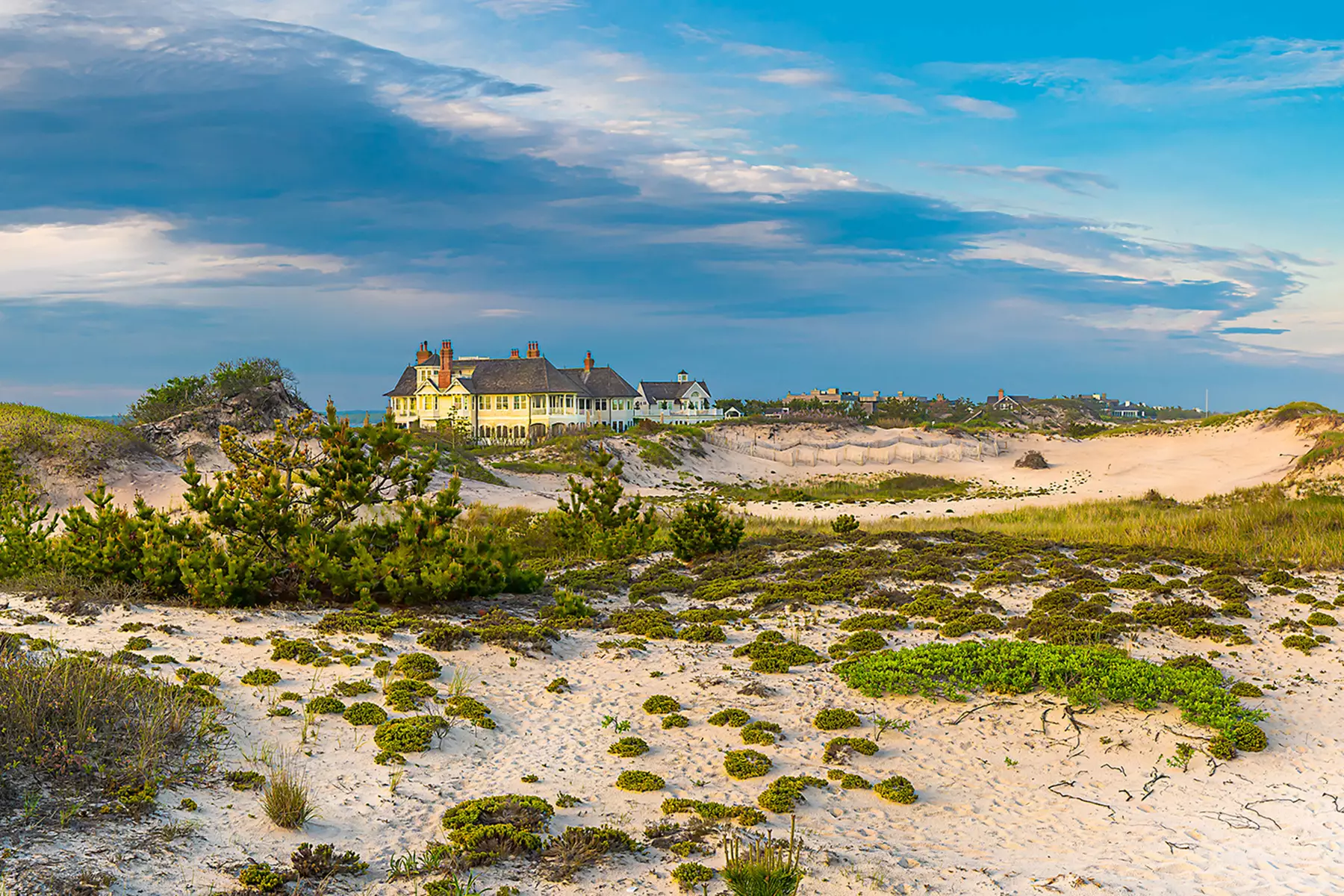 Classiche vedute degli Hamptons sulla spiaggia, sulle dune e sui palazzi di fronte all'oceano