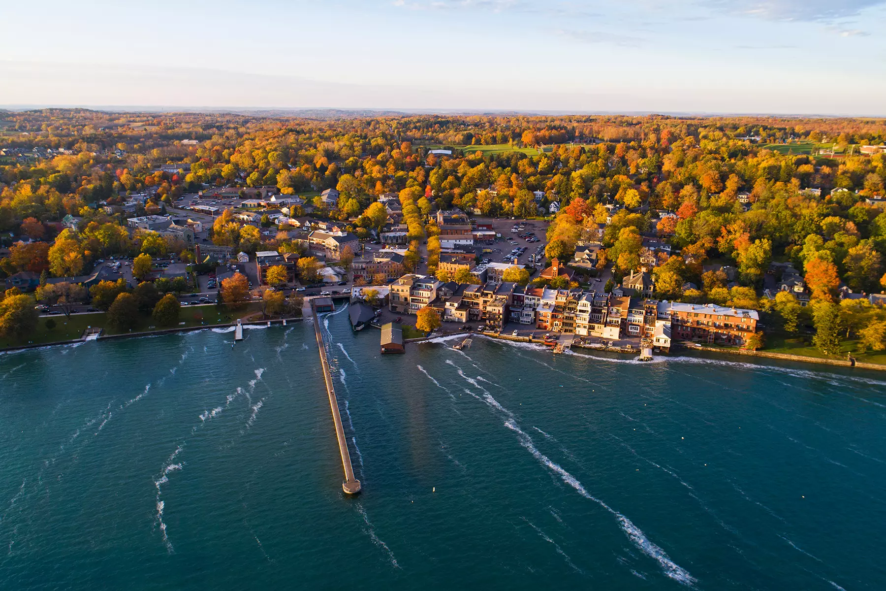 Vista aérea de Small Village en Skaneateles nos lagos Finger, no norte do estado de Nova York