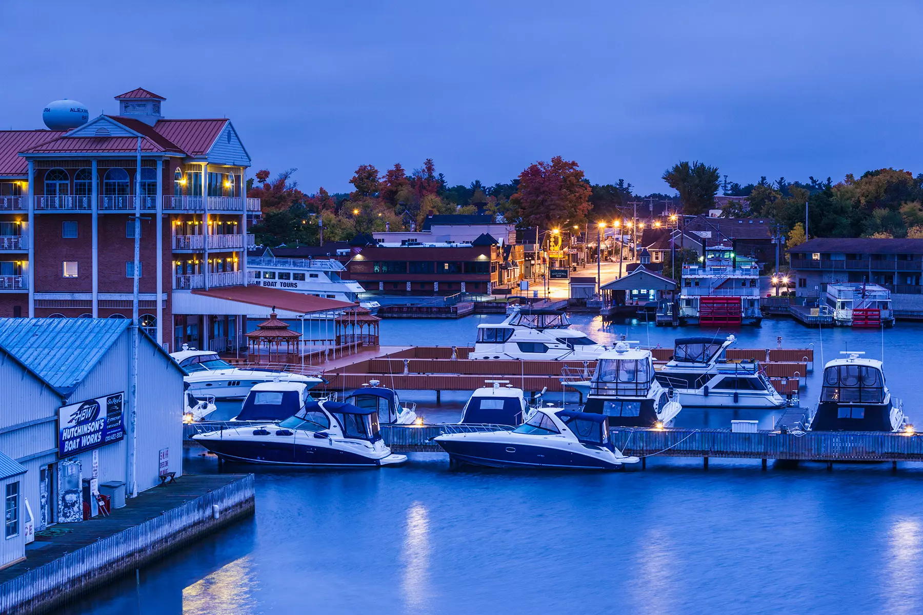 Casas e barcos na baía de Alexandría na rexión de Thousand Islands