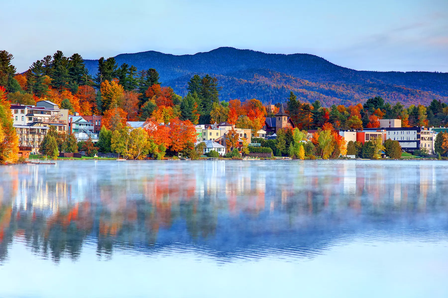 Lake Placid er en landsby i Adirondack-fjellene i Essex County , New York , USA.