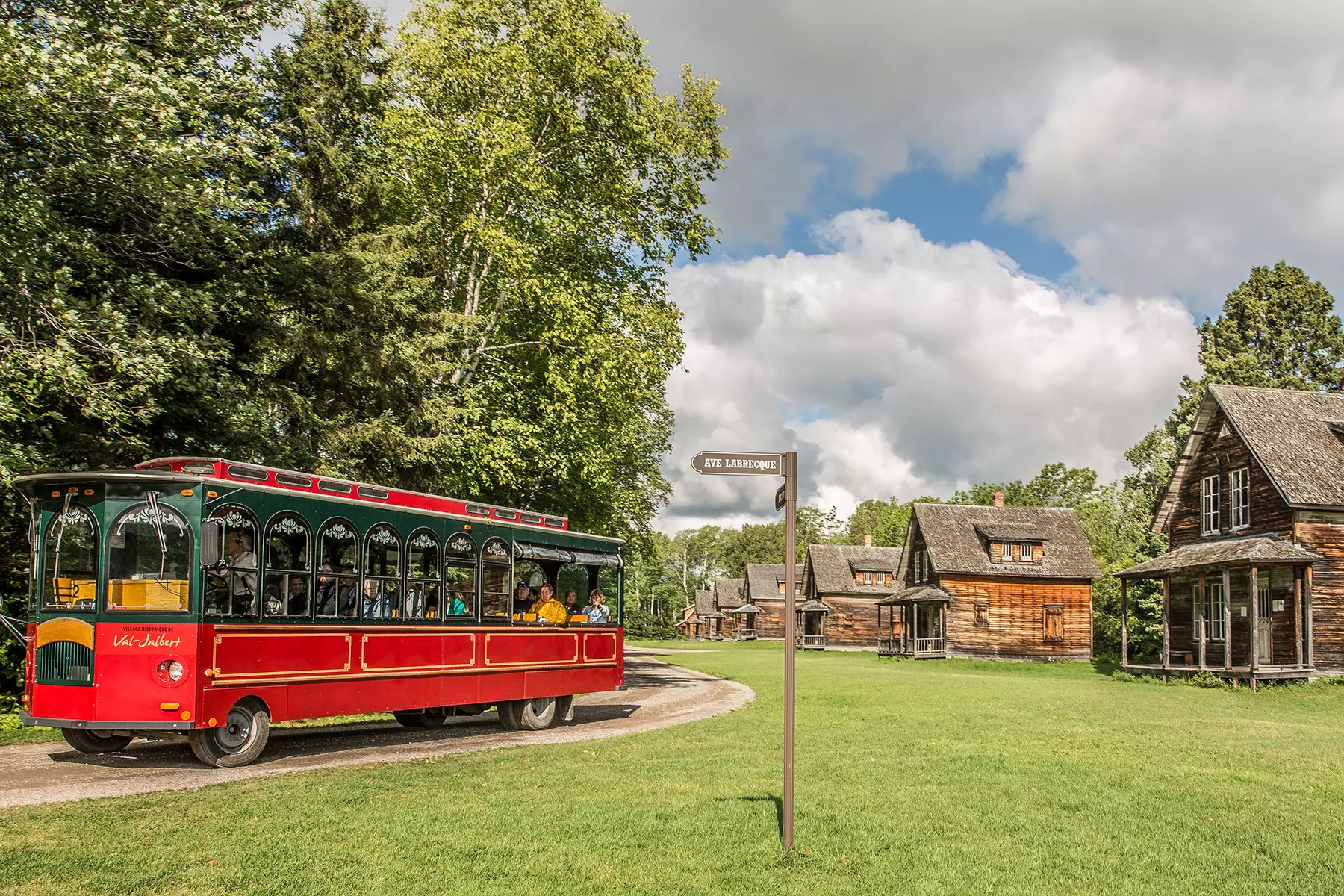 Un tram che attraversa le case di Val-Jalbert