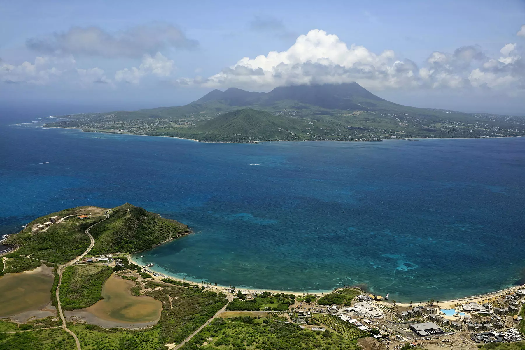 Caribien, St. Kitts og Nevis: luftfoto af kanalen The Narrows ('The Straits') mellem øerne Nevis (forgrunden) og St. Christopher