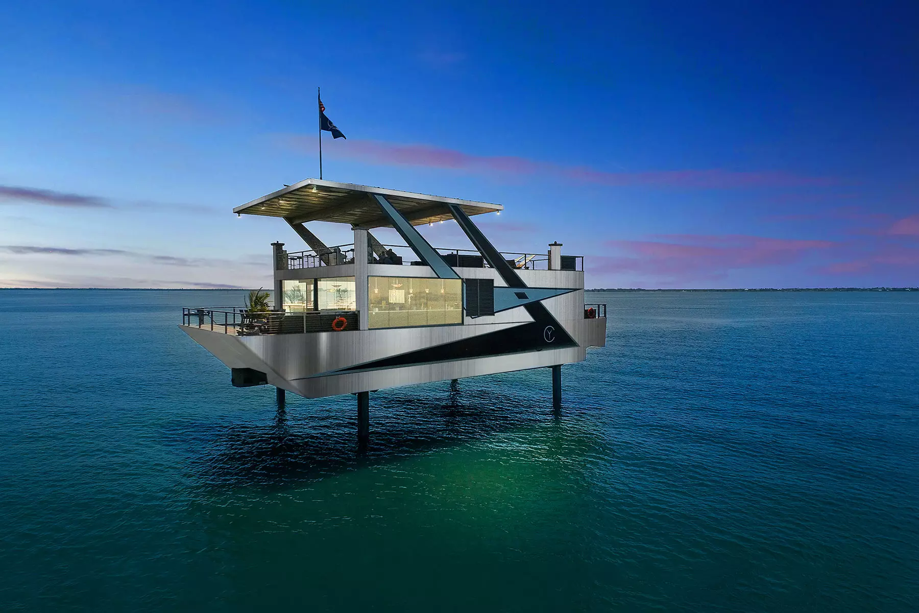 Utsiden av den flytende Yacht Villa i Florida om natten