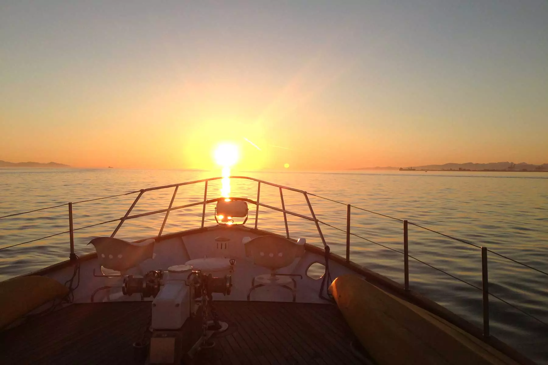 Saulėlydžio vaizdas Juneau, Aliaskoje iš privačios jachtos
