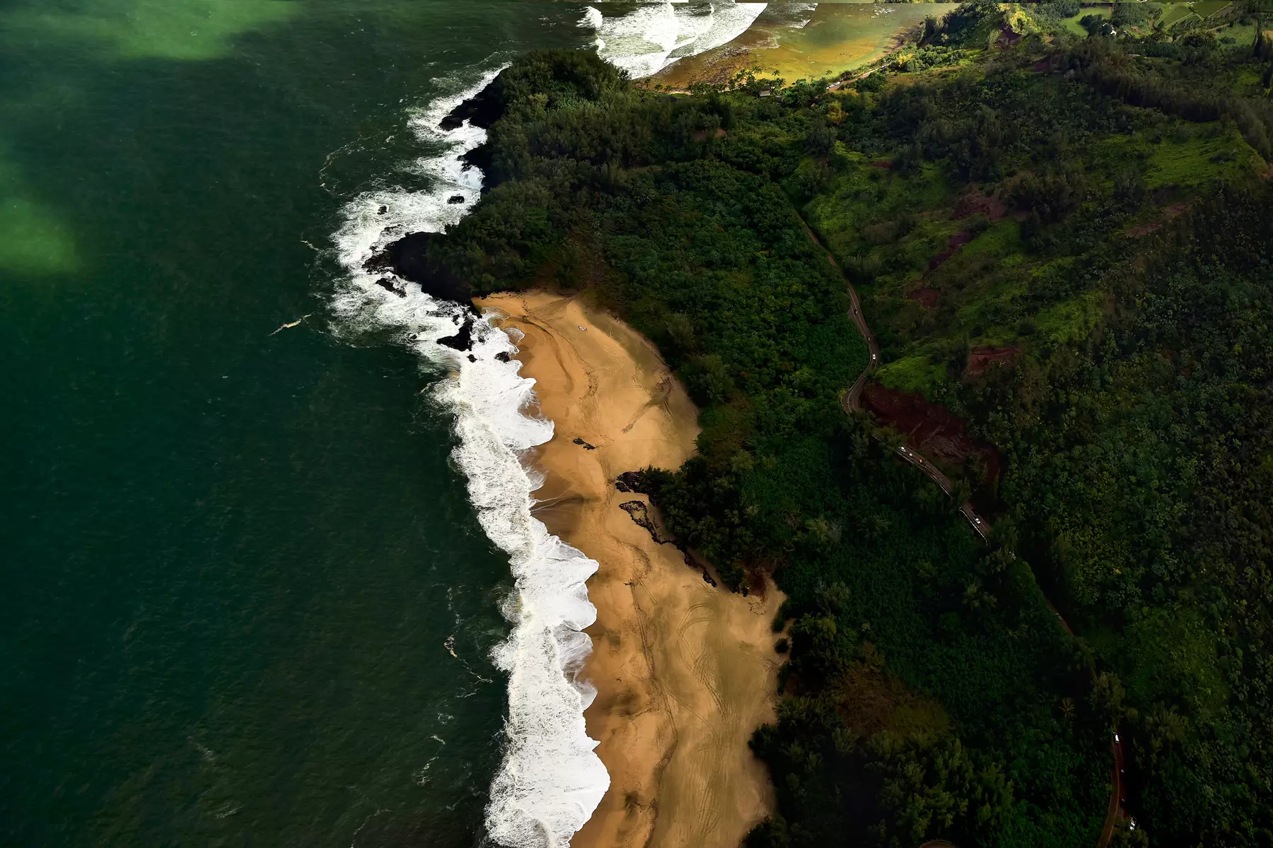 Ke'e Beach እና Haena State Park ከላይ ታይቷል፣ Kauai፣ ሃዋይ
