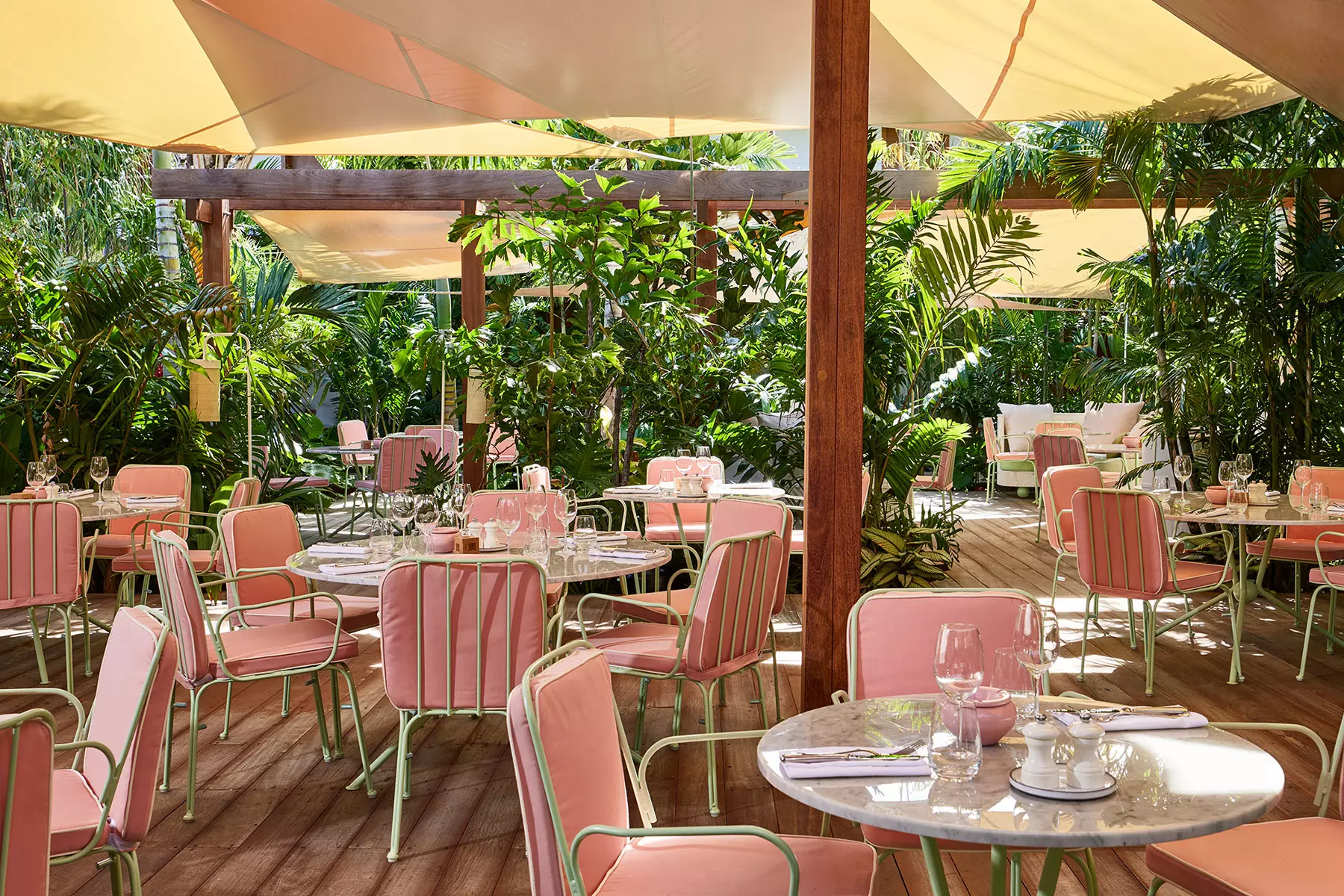 „Le Tropical Hôtel St Barth“ galėsite pavalgyti lauke