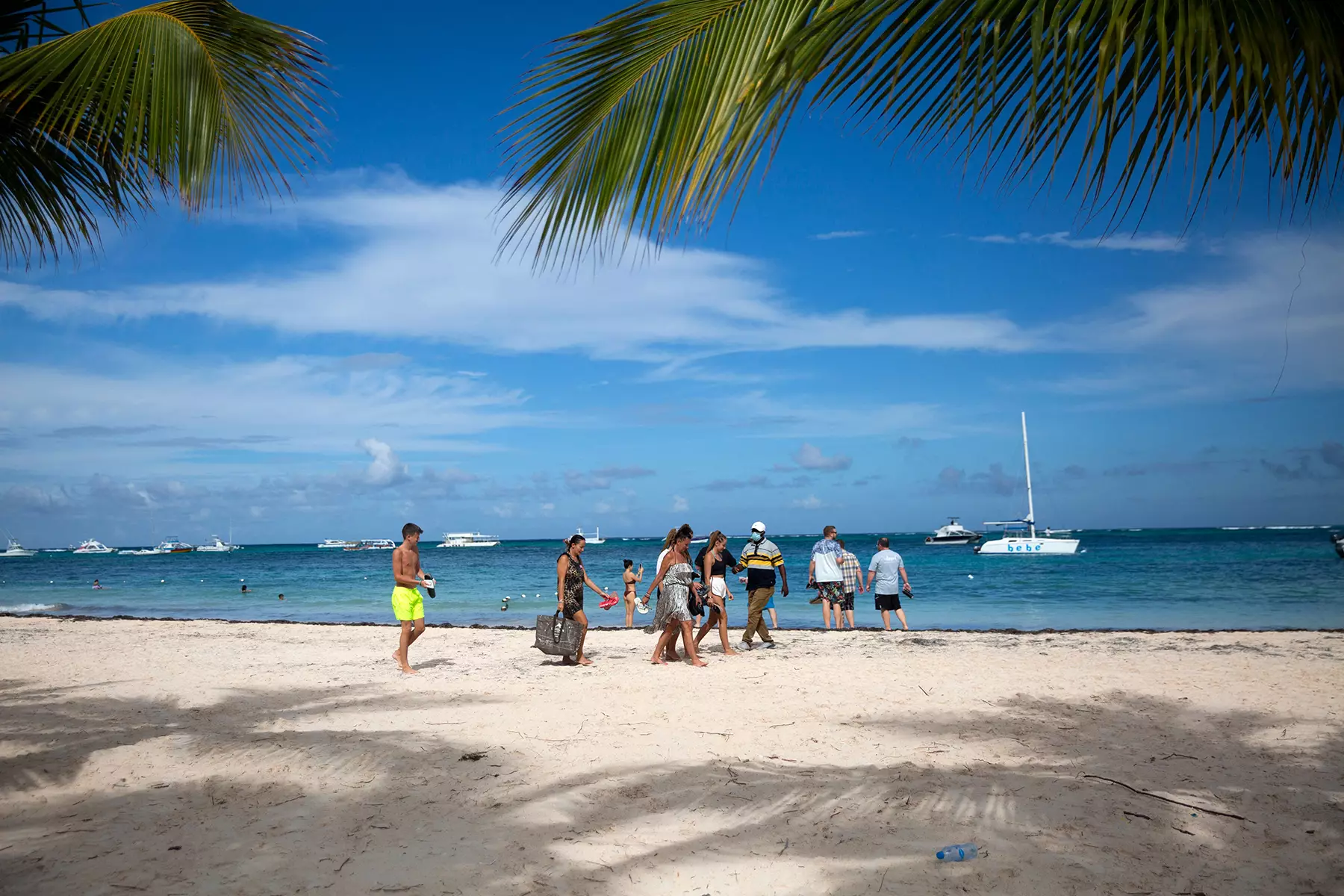 Туристи уживају на плажи у Пунта Кани у Доминиканској Републици,