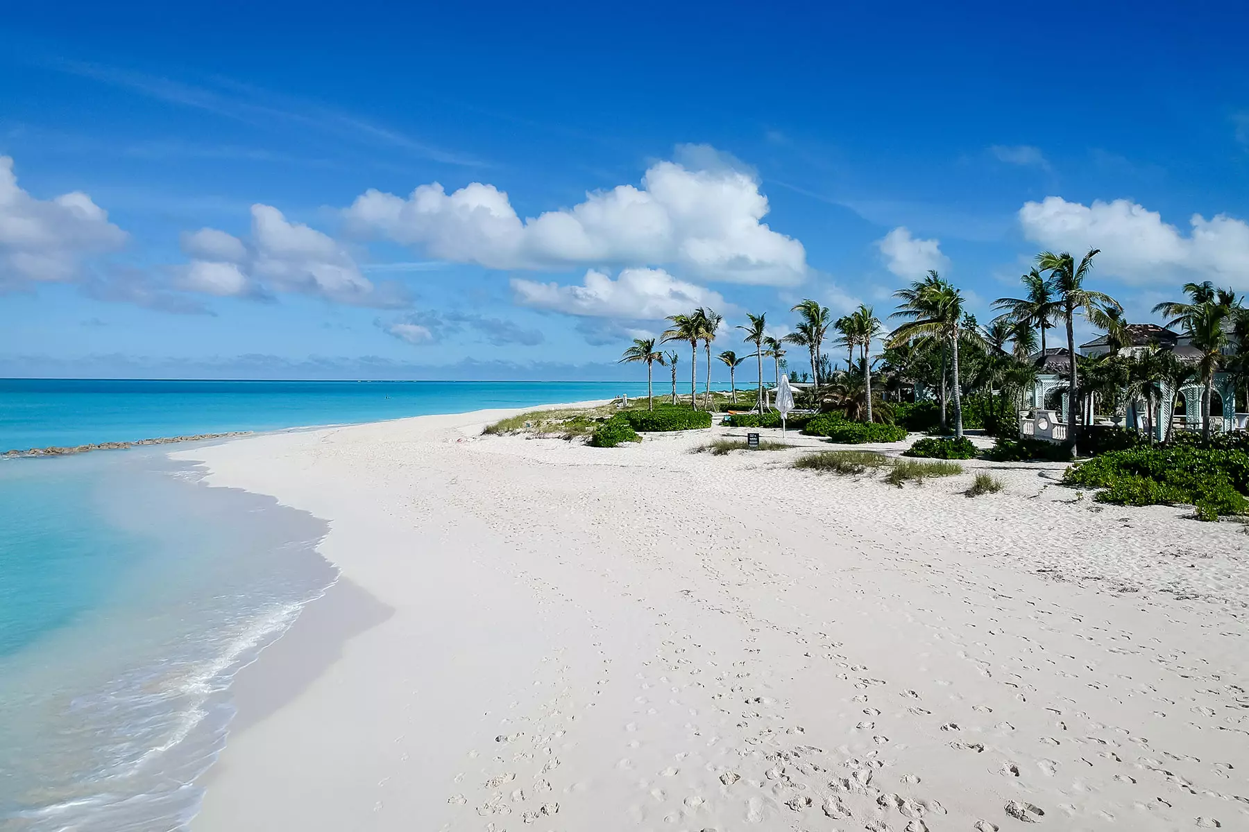 Photo prise par un drone de la jetée de Grace Bay, Providenciales, Turks and Caicos. La mer bleue des Caraïbes et les plages de sable blanc sont visibles