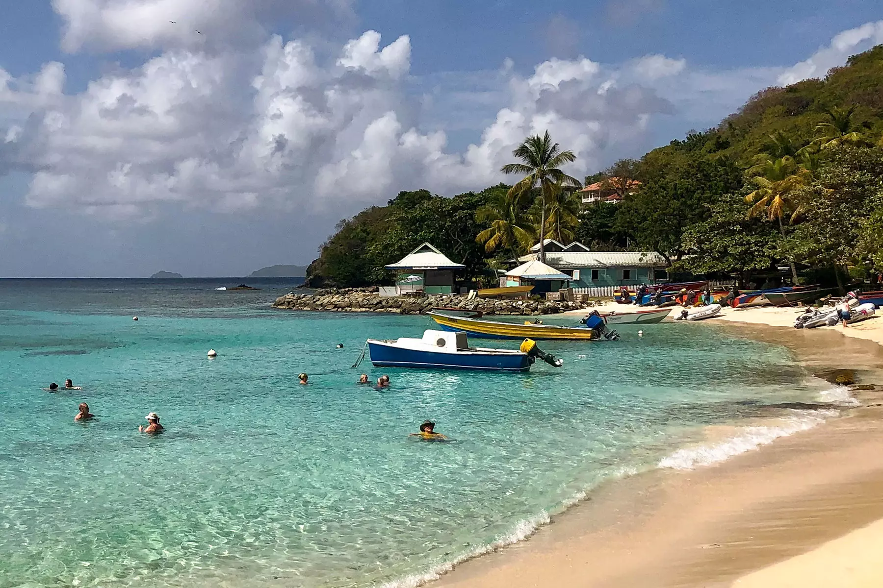 Xente disfrutando da auga da praia en Mustique