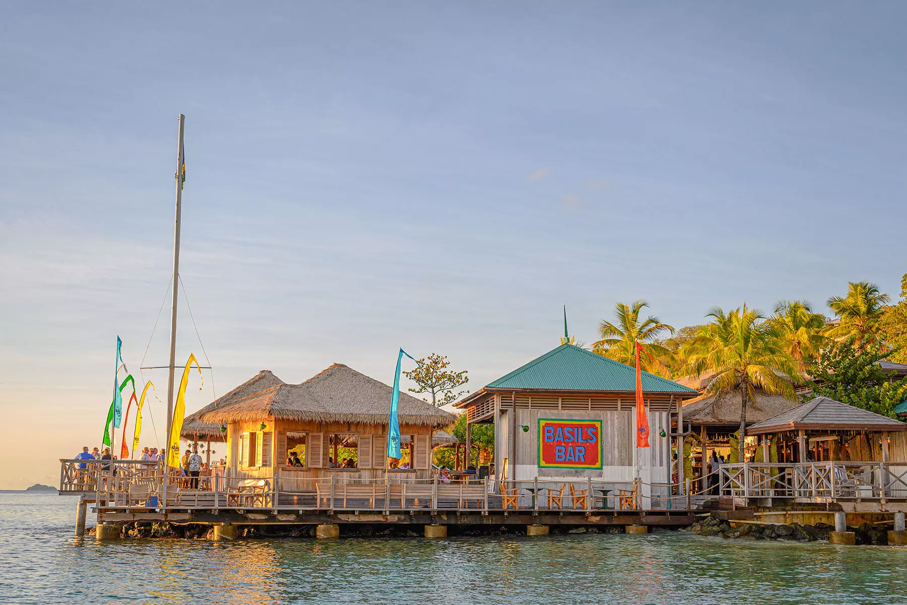 Ytra byrði Basil's Bar yfir vatninu á Mustique-eyju