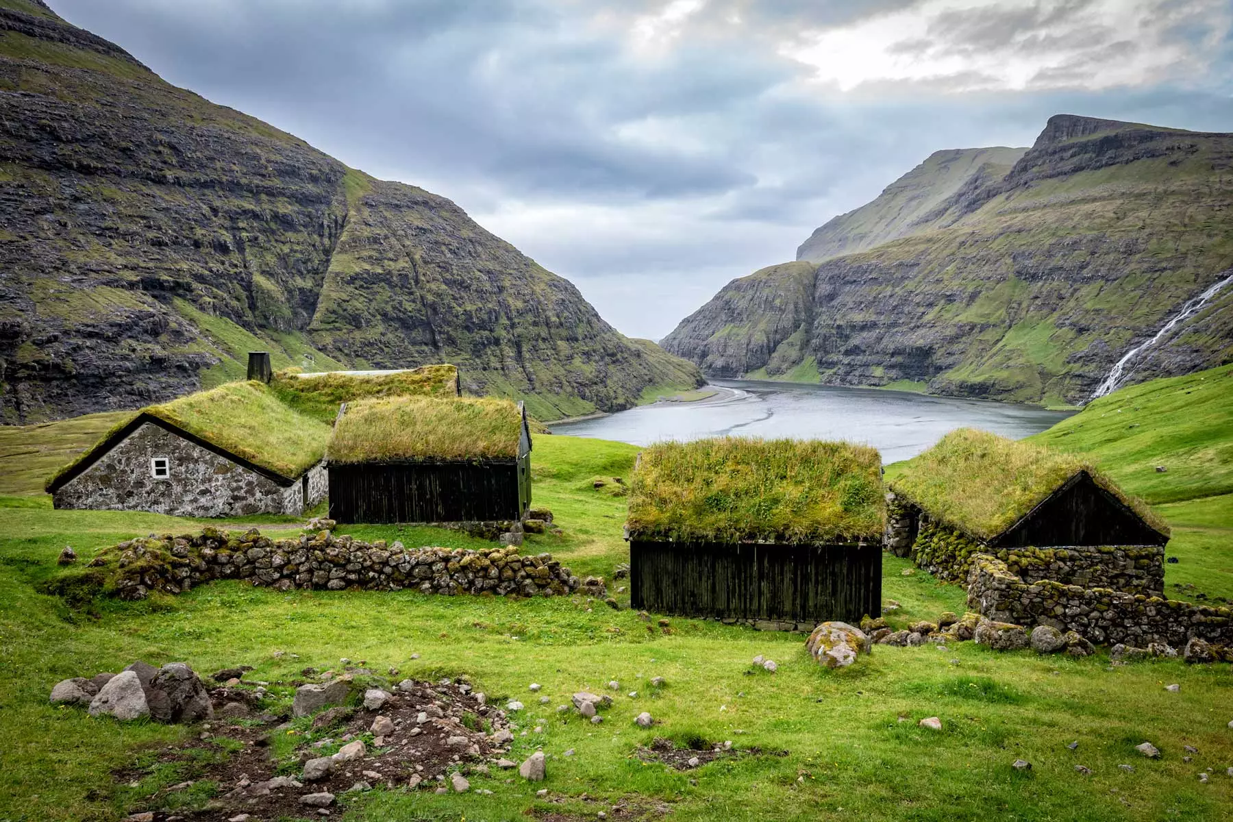 Moss wuru ụlọ na Saksun, Faroe Islands